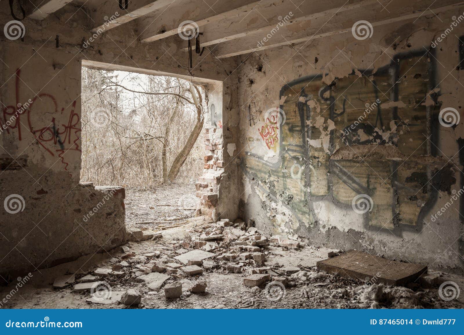 Gruseliges Haus stockfoto. Bild von haus, zerfall, unordentlich - 87465014