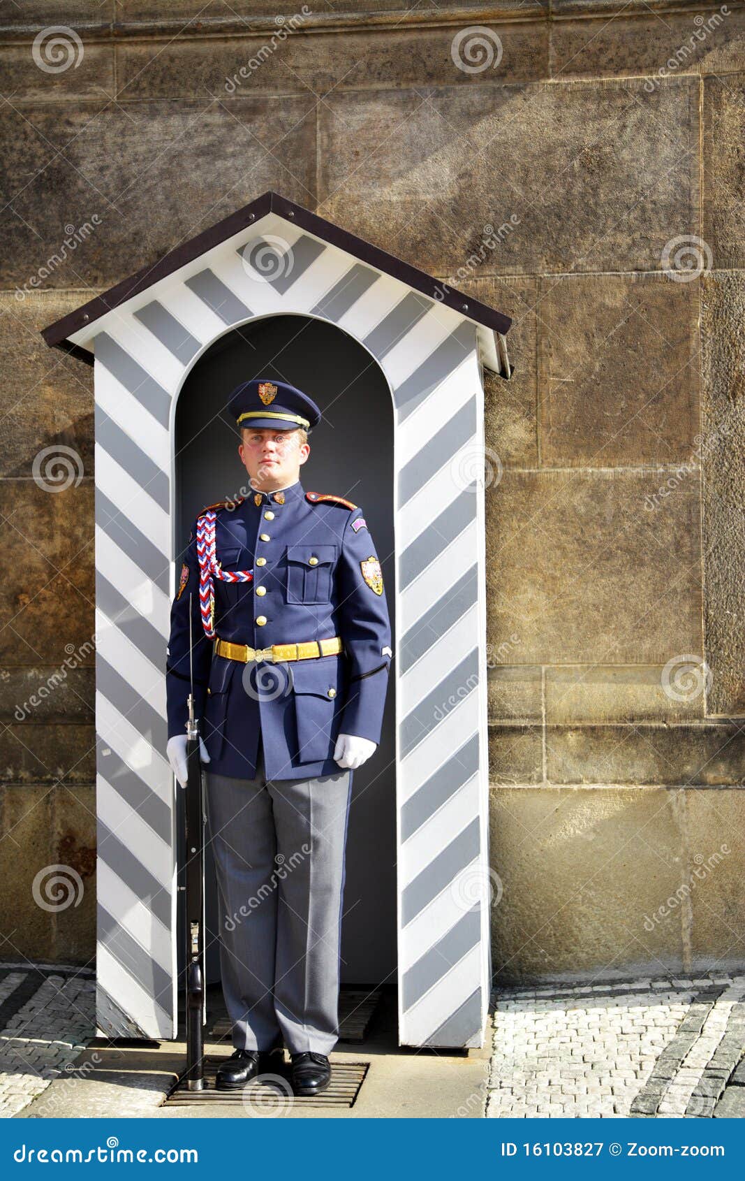Guard at Prague Castle editorial photography. Image of male - 16103827