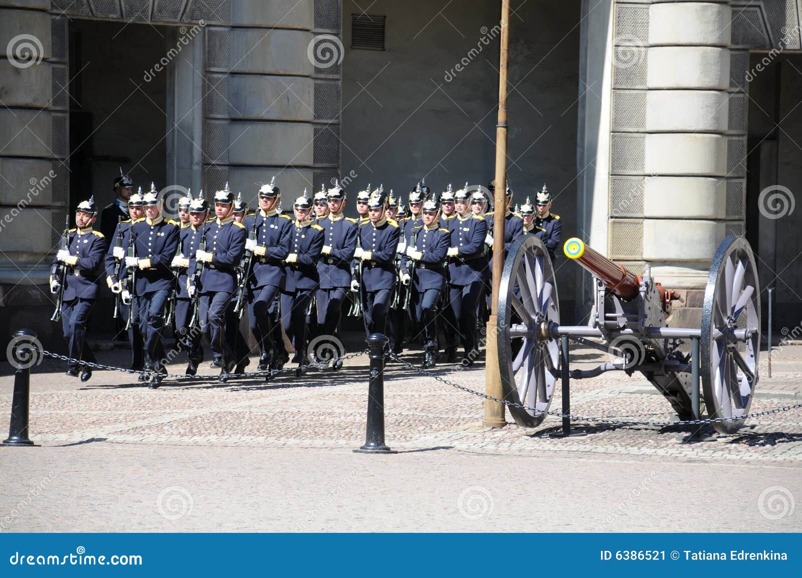 Guard running editorial photo. Image of gustaf, monarchy - 6386521