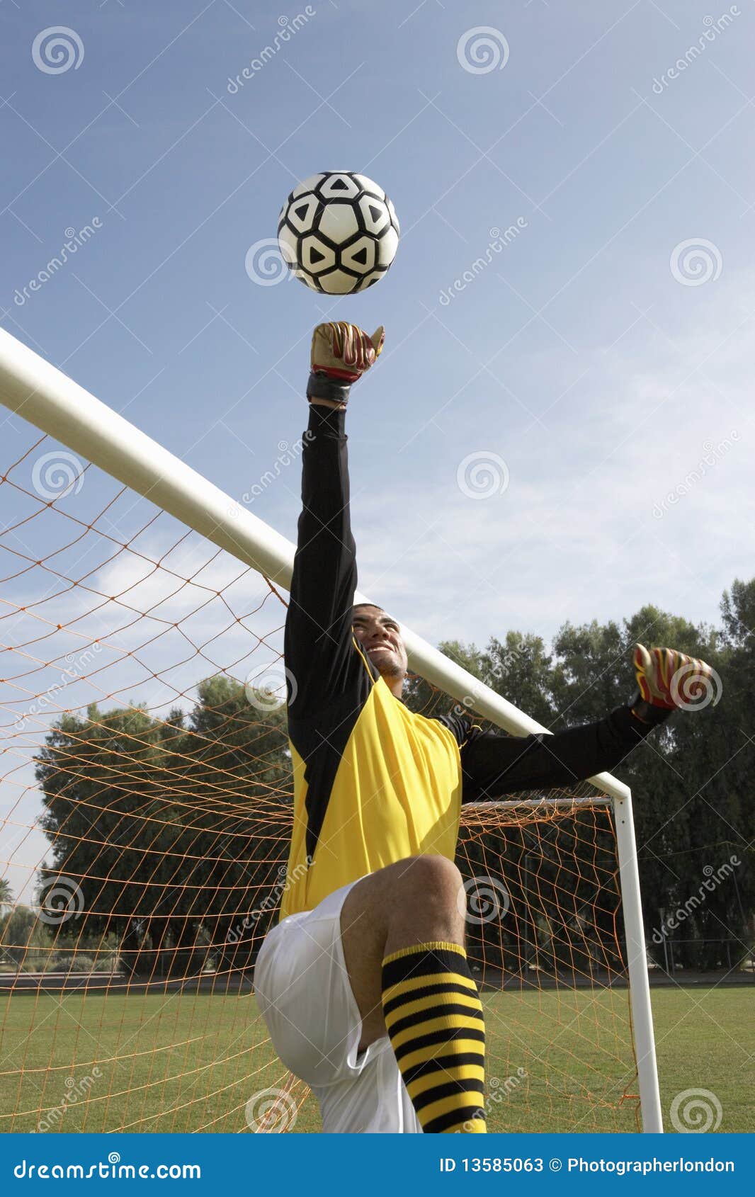 Guarda-redes Que Alcanga Para a Esfera Imagem de Stock - Imagem de ...