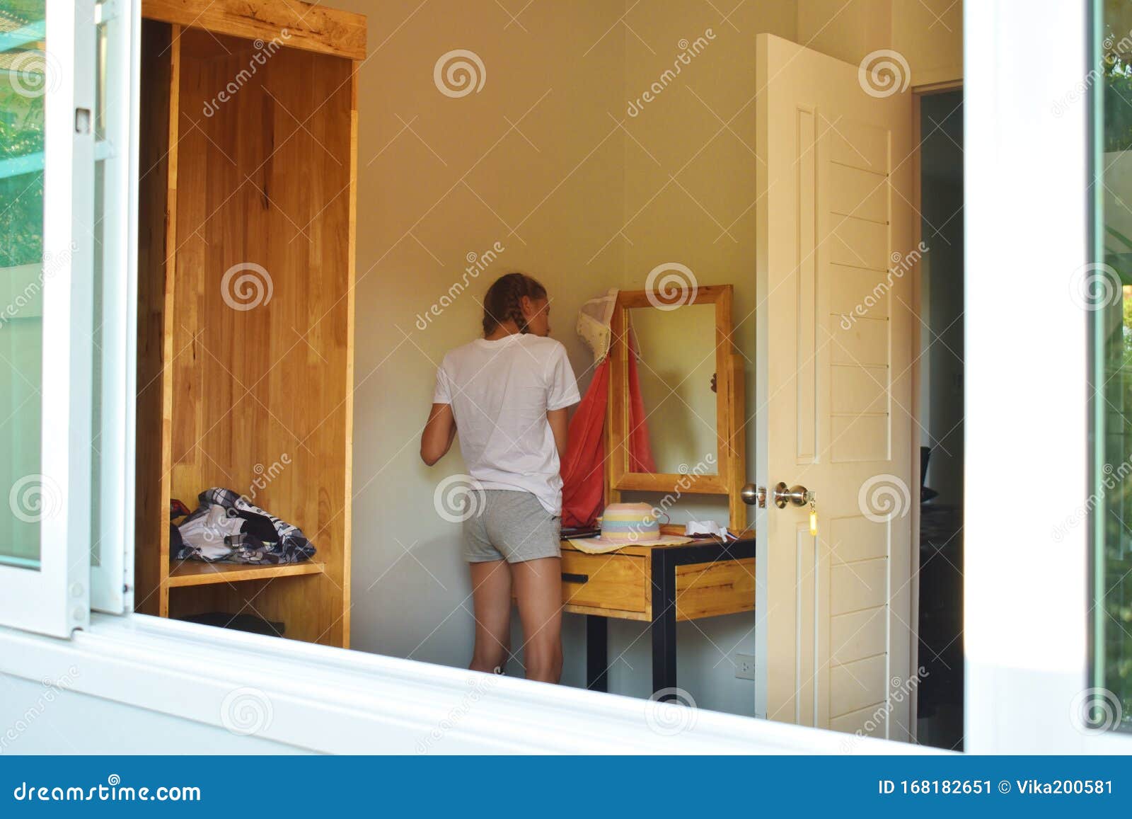 Guardando La Ragazza Fuori Dalla Finestra Per Spiare La Persona Per ... Guardando La Ragazza Fuori Dalla Finestra Per Spiare La Persona Per ...
