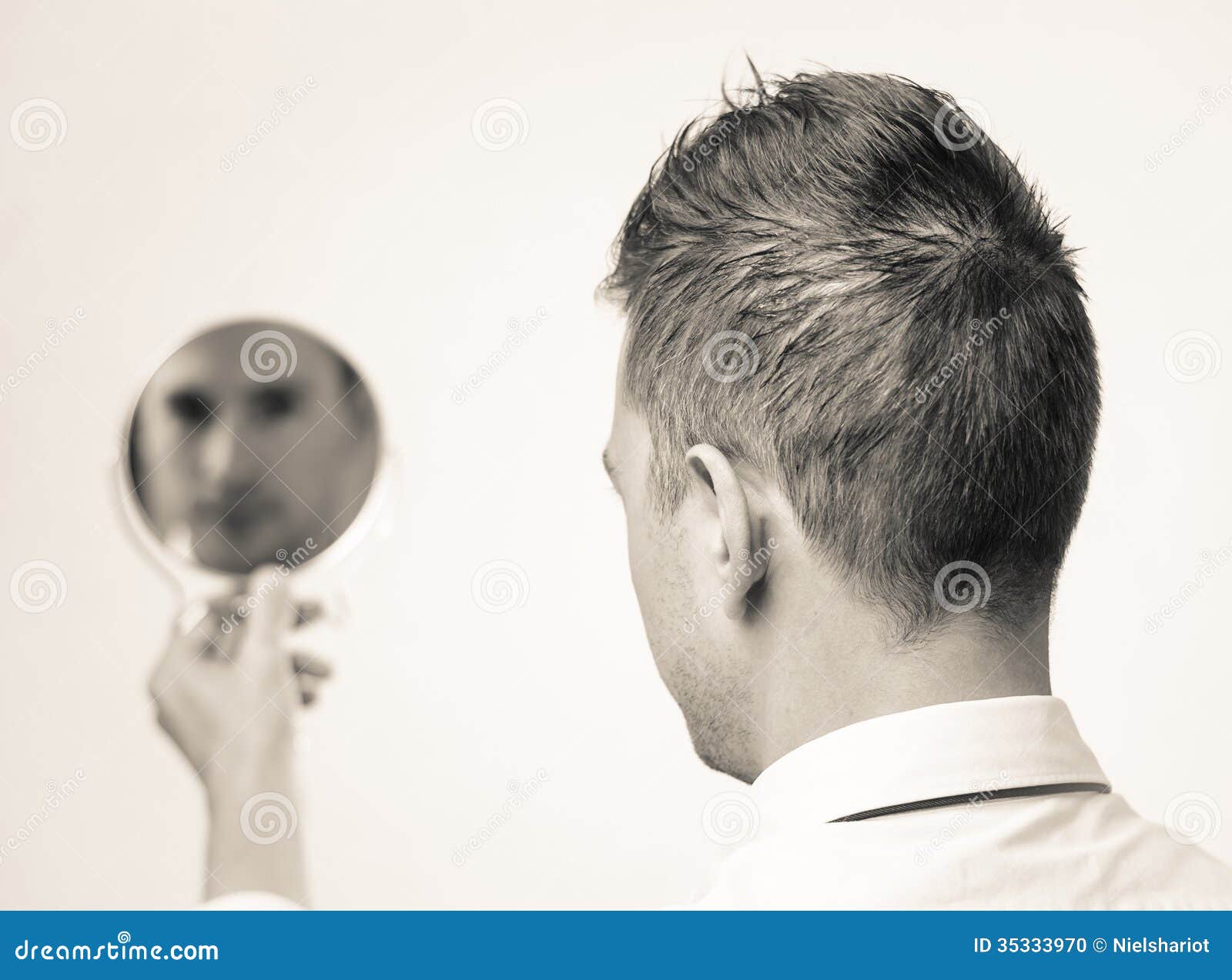 Guardando Nello Specchio E Riflettere Fotografia Stock - Immagine di ...