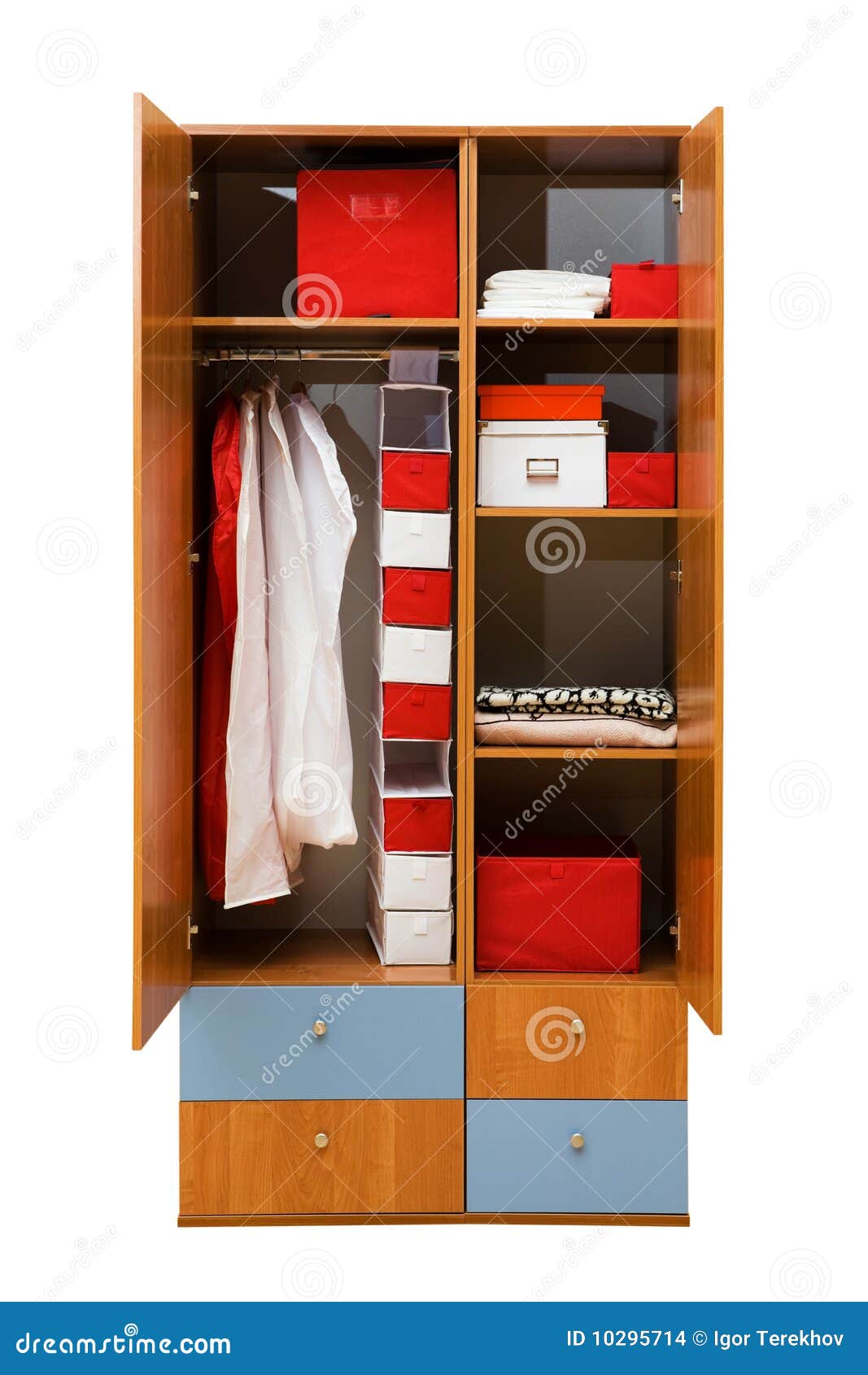 Guardarropa con ropa foto de archivo. Imagen de manera - 10295714