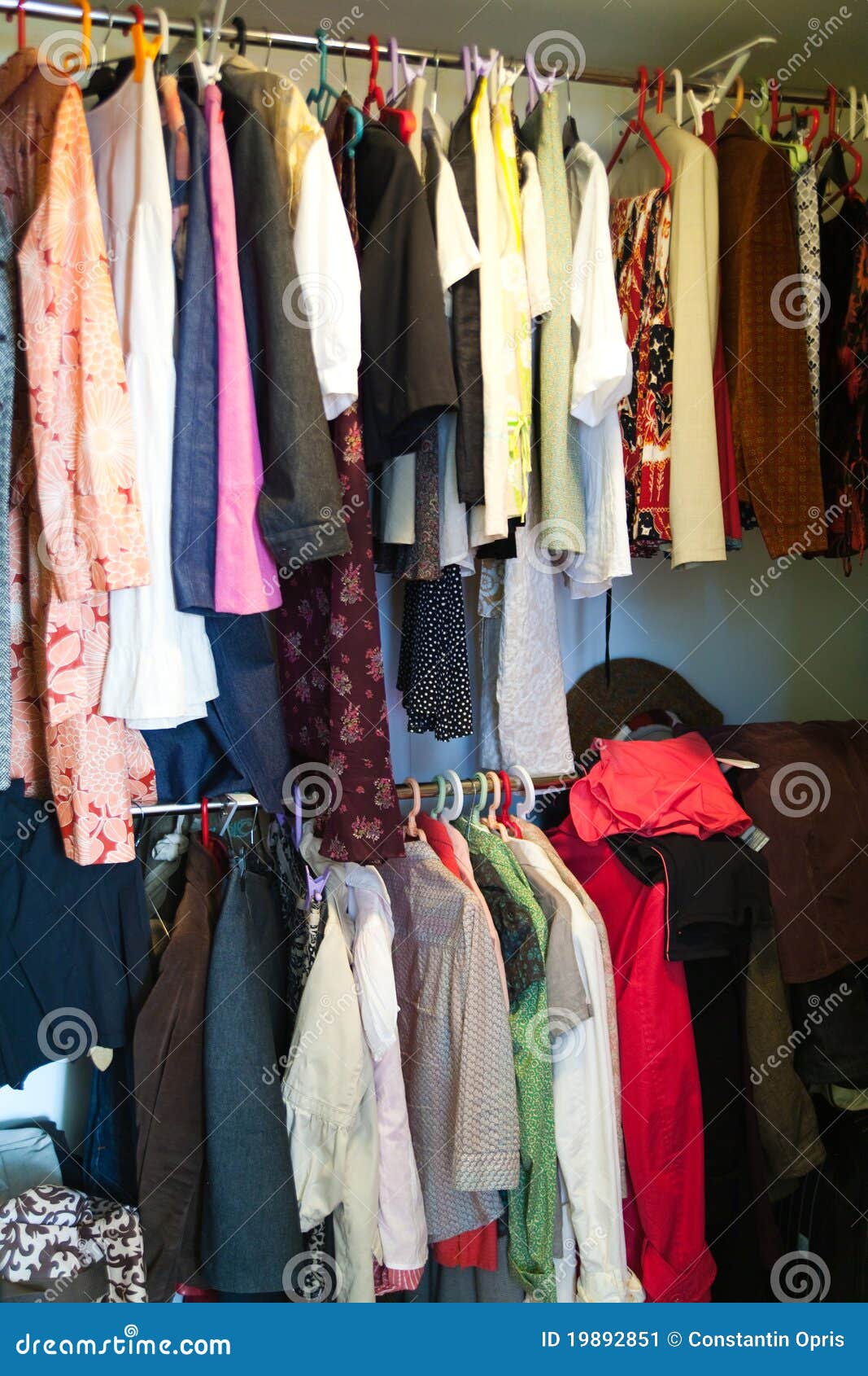 Guardarropa De La Mujer Con Ropa Colgante Imagen de archivo - Imagen de ...