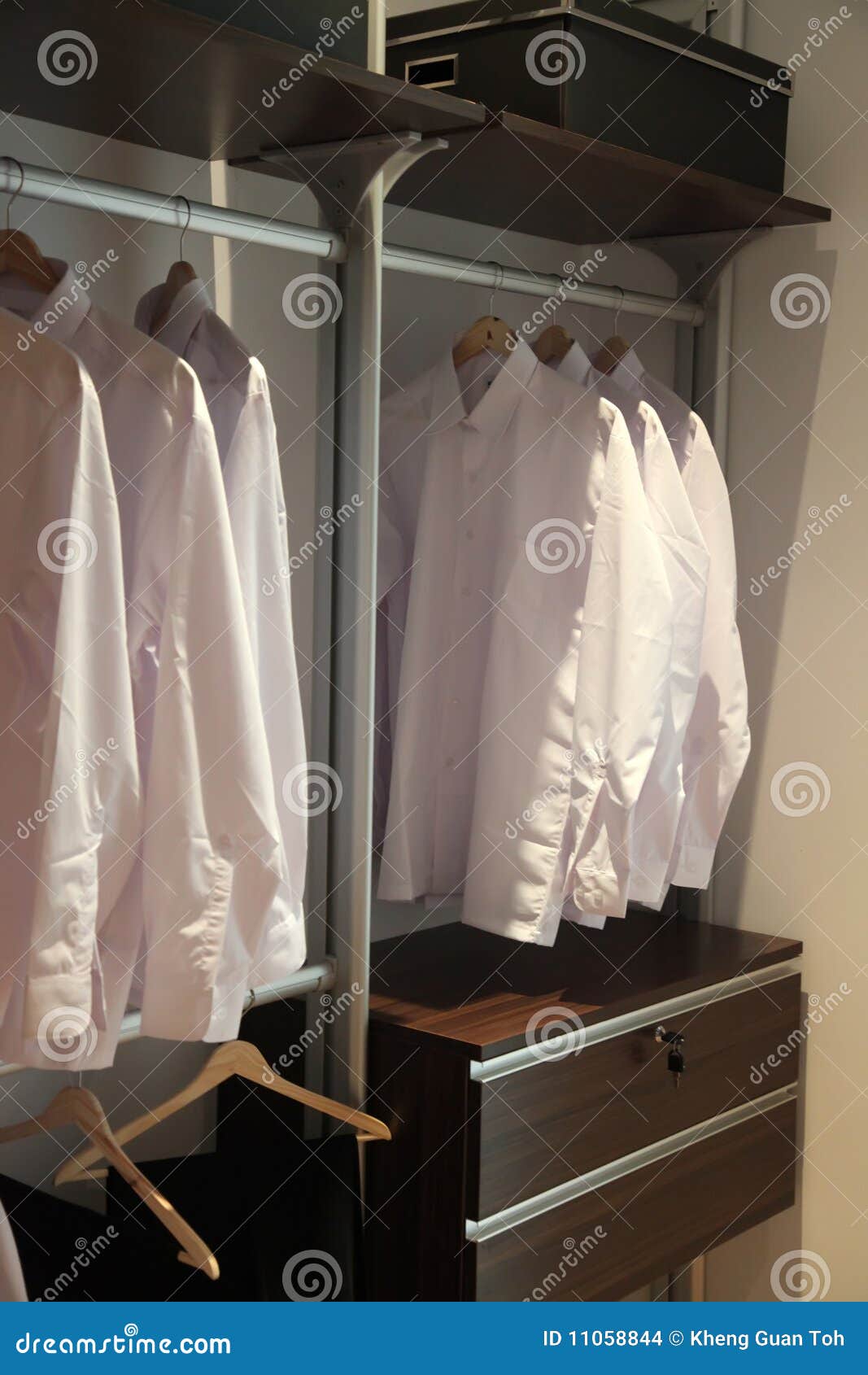 Guardarropa De Las Camisas Del Mens Foto de archivo - Imagen de limpio ...