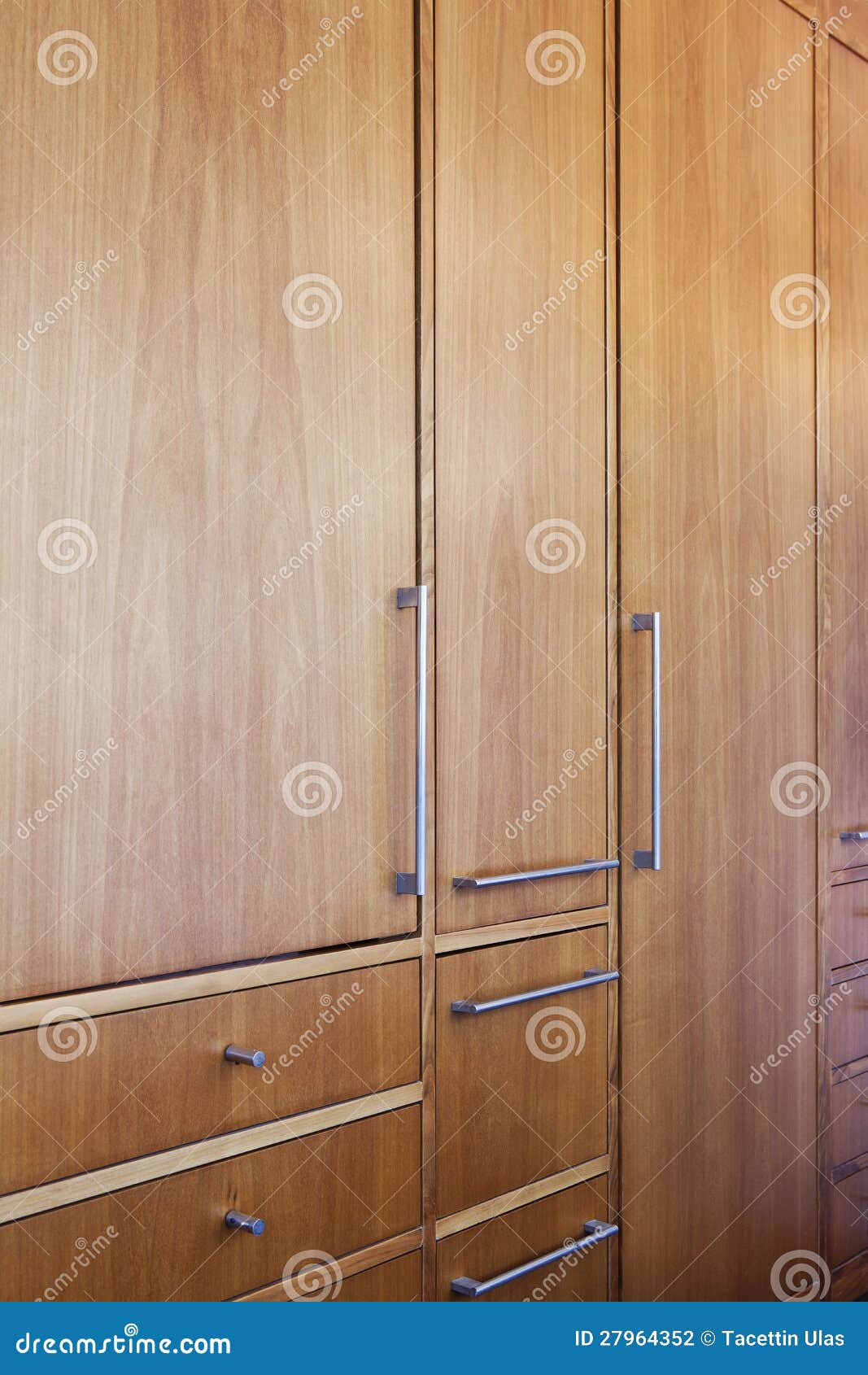 Guardarropa de madera foto de archivo. Imagen de metal - 27964352