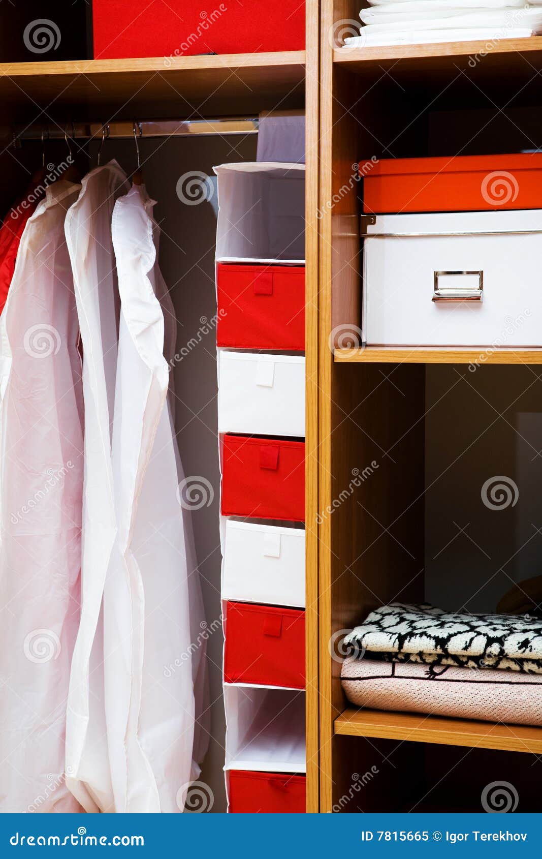 Guardarropa de madera imagen de archivo. Imagen de color - 7815665