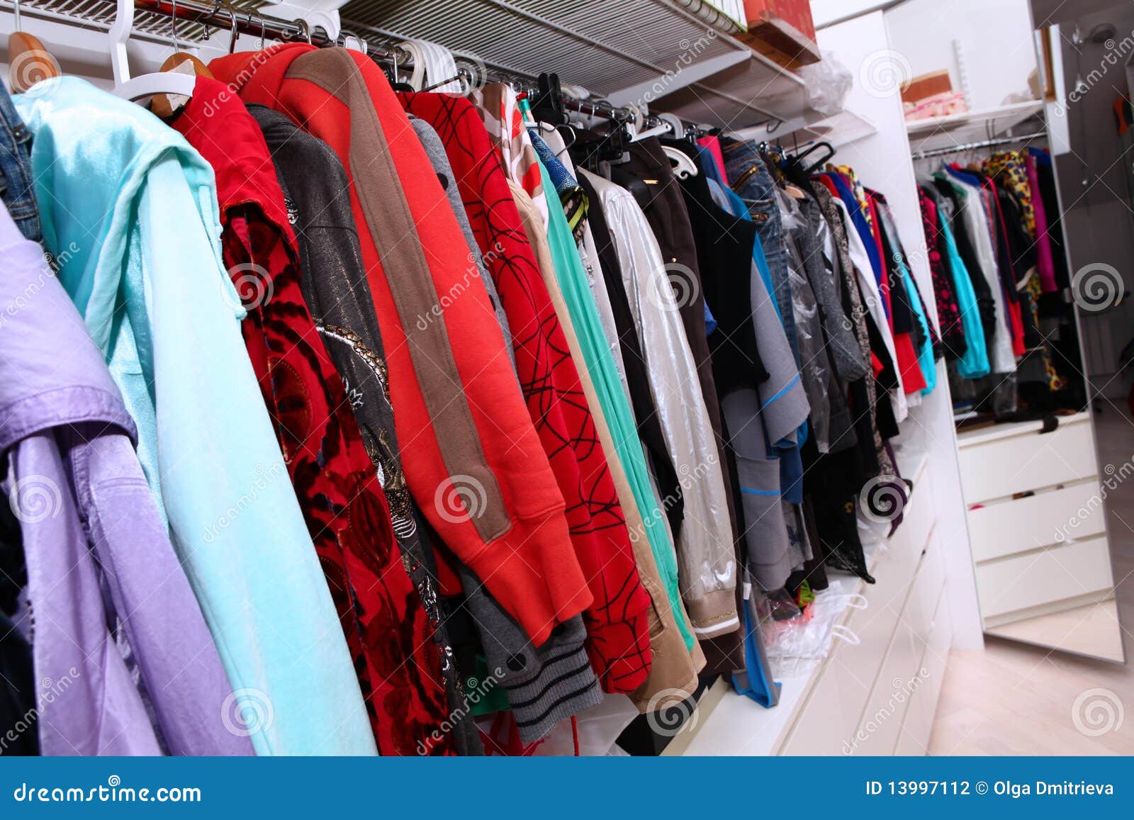 Guardarropa femenino foto de archivo. Imagen de muebles - 13997112