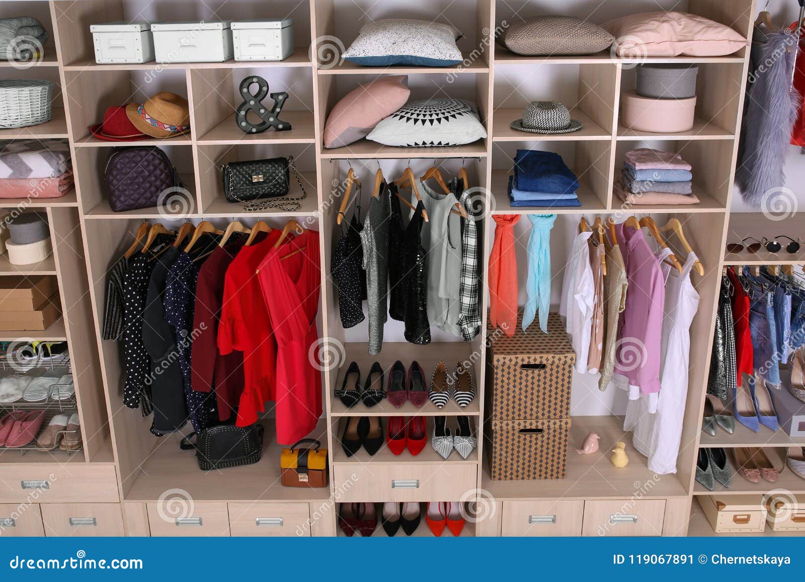 Guardarropa Grande Con Diversa Ropa, Materia Casera Imagen de archivo ...