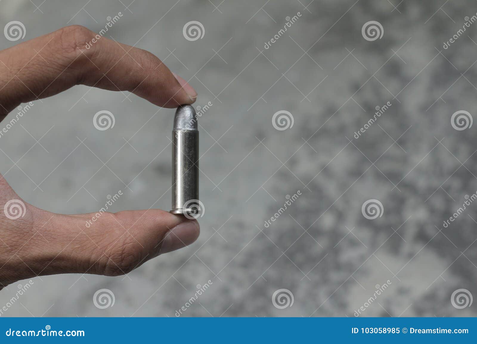 Guarde uma bala imagem de stock. Imagem de violência - 103058985