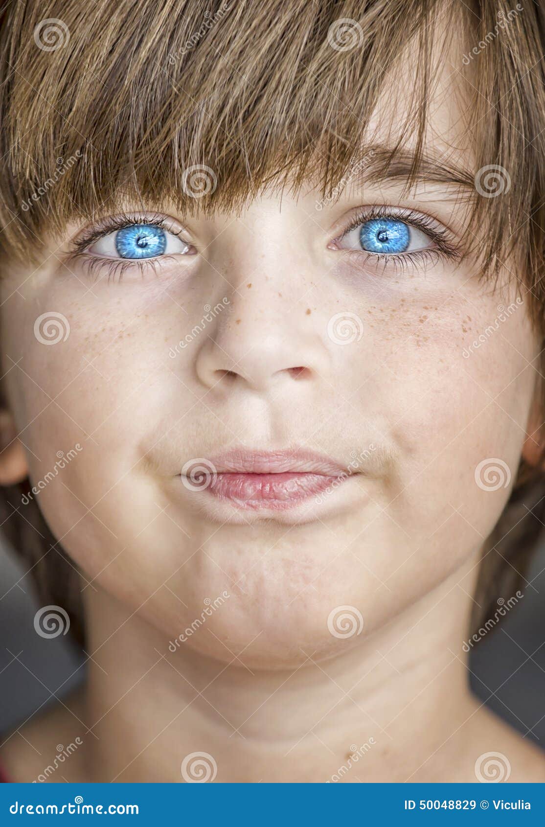 Guardi Il Ragazzo Degli Occhi Azzurri Immagine Stock - Immagine di ...