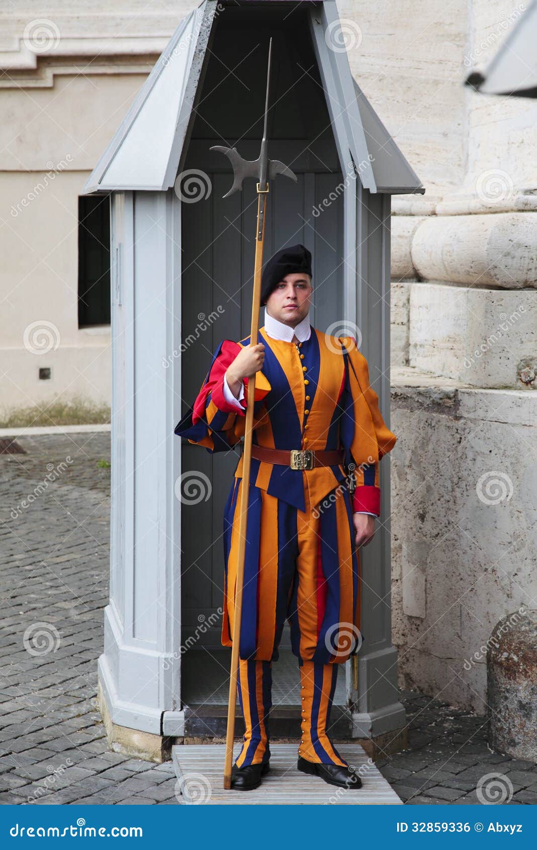 Guardia suizo en Vaticano foto editorial. Imagen de catolicismo - 32859336