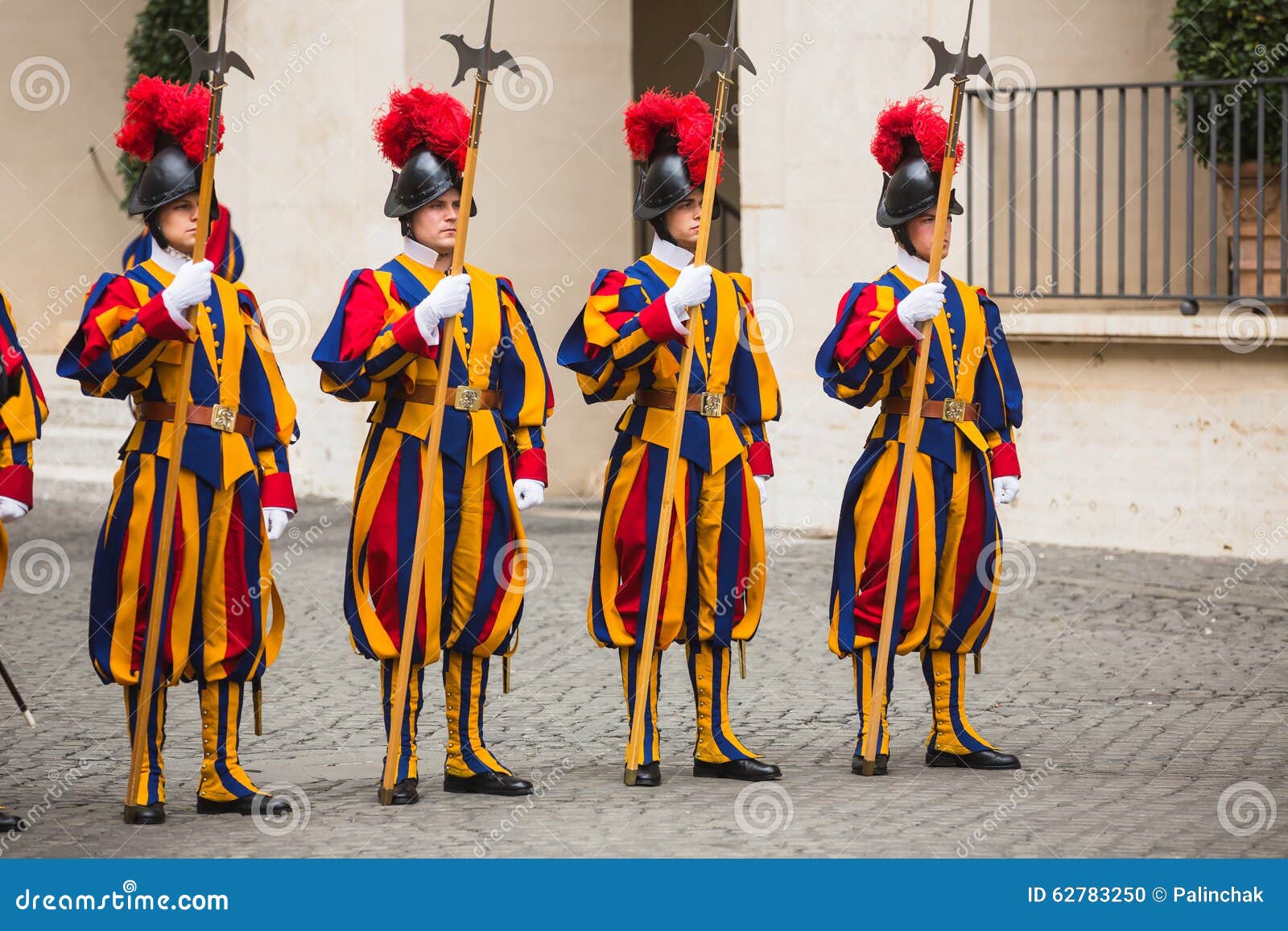 Guardia Svizzera Papale in Uniforme Immagine Editoriale - Immagine di ...