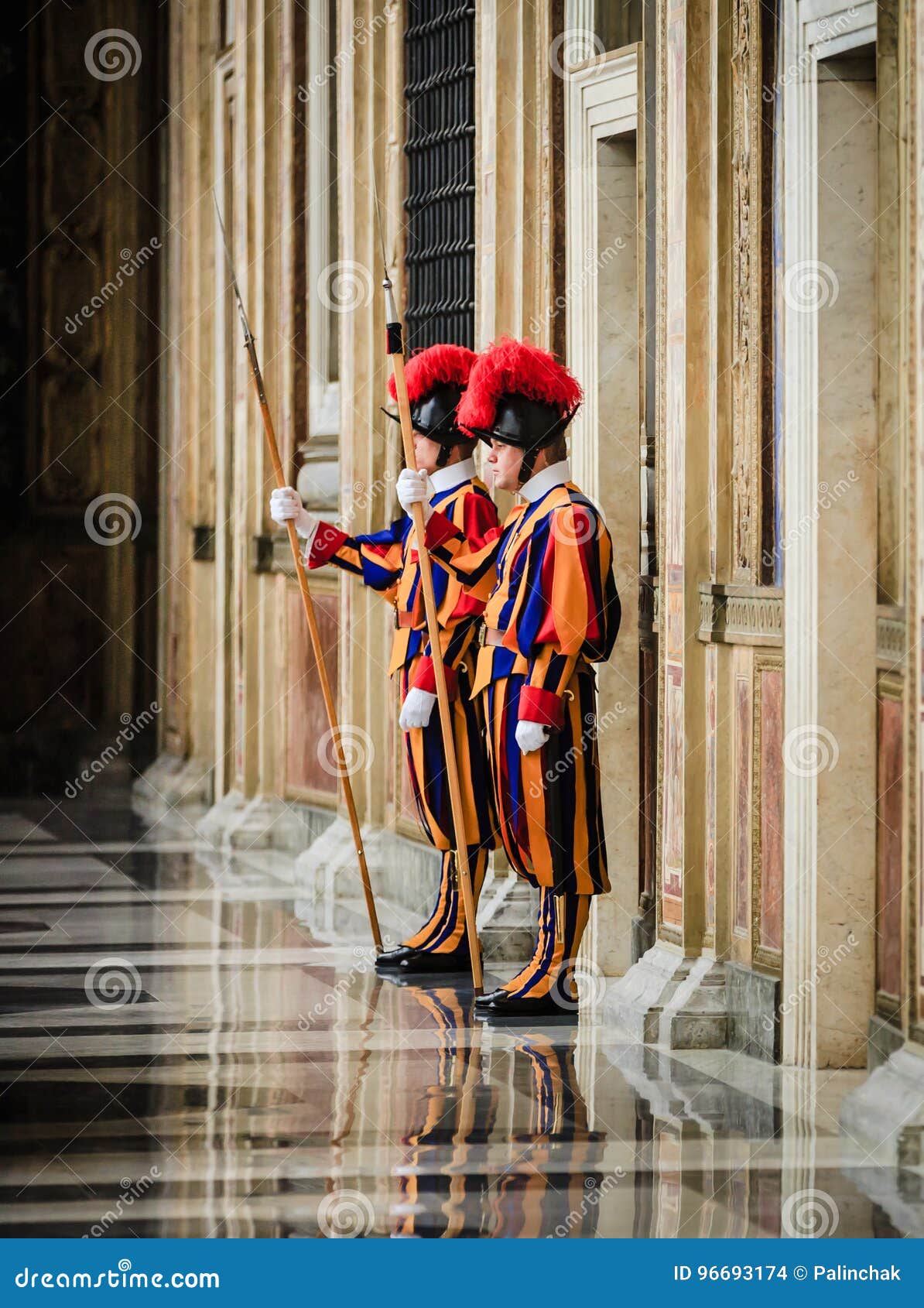Guardia Svizzera Papale in Uniforme Immagine Stock Editoriale ...