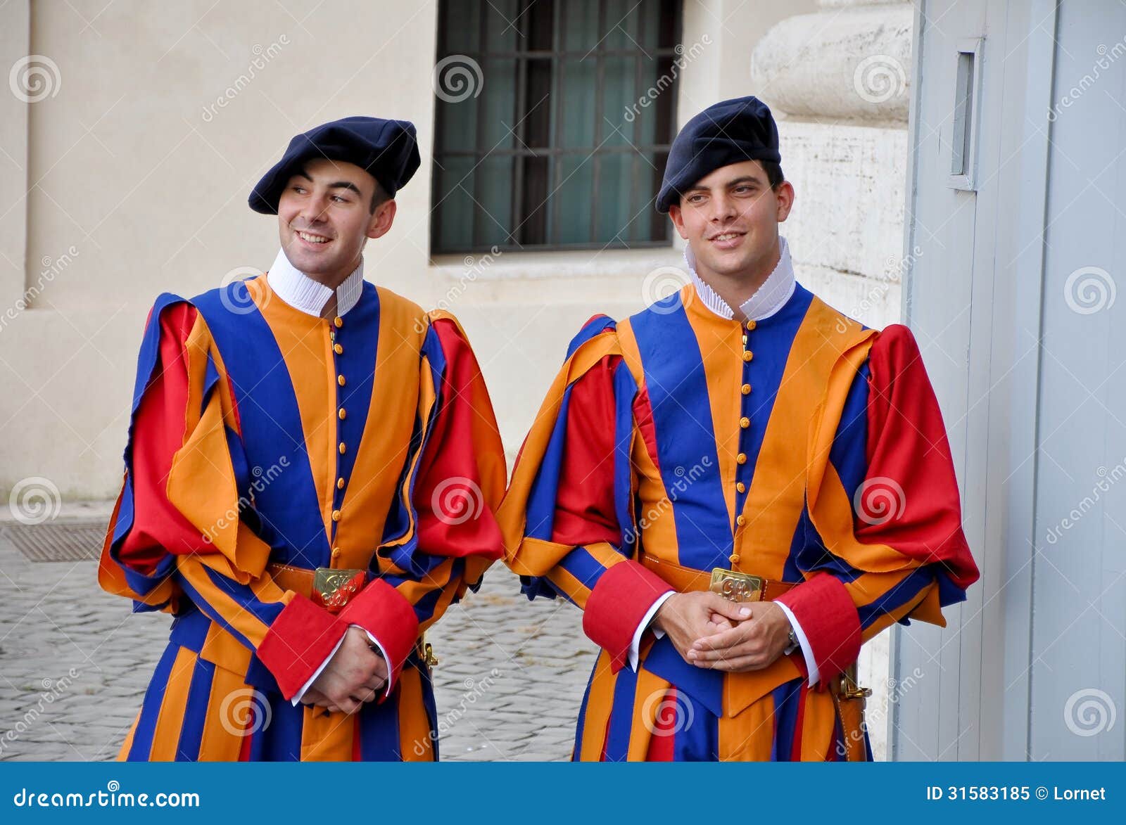 Guardia Svizzera Papale in Uniforme Nel Vaticano. Immagine Editoriale ...
