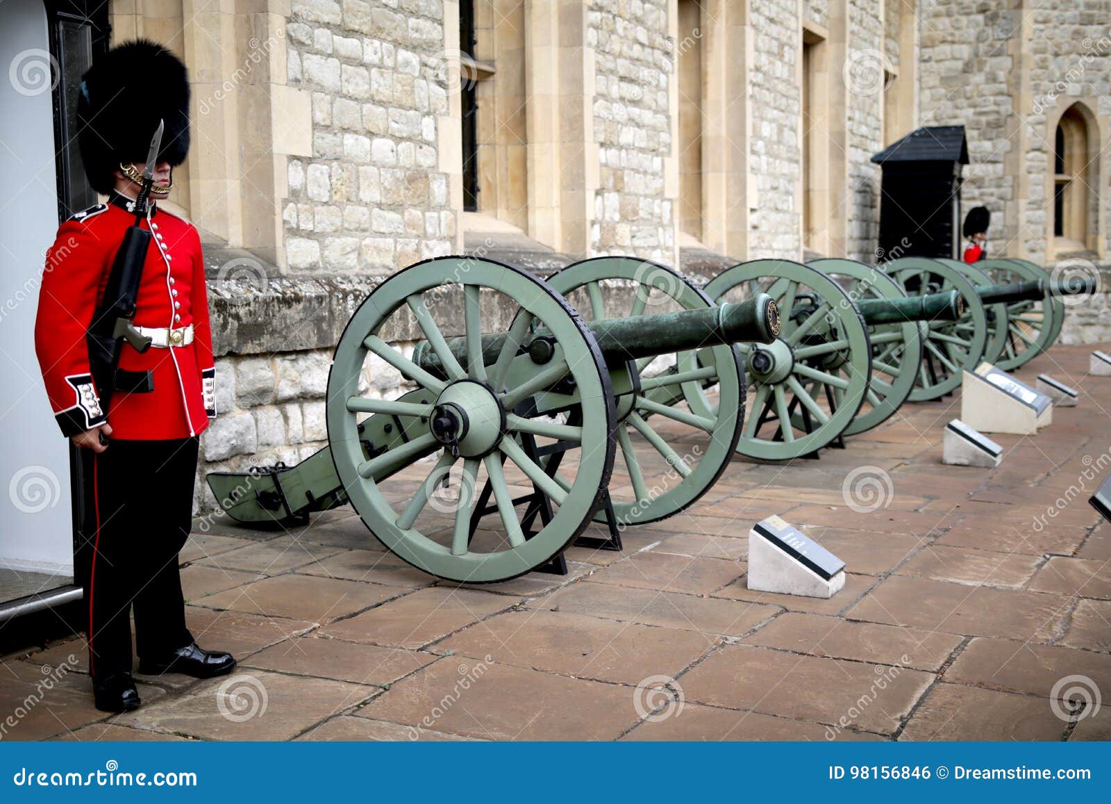 Guards in London, UK editorial photo. Image of londra - 98156846