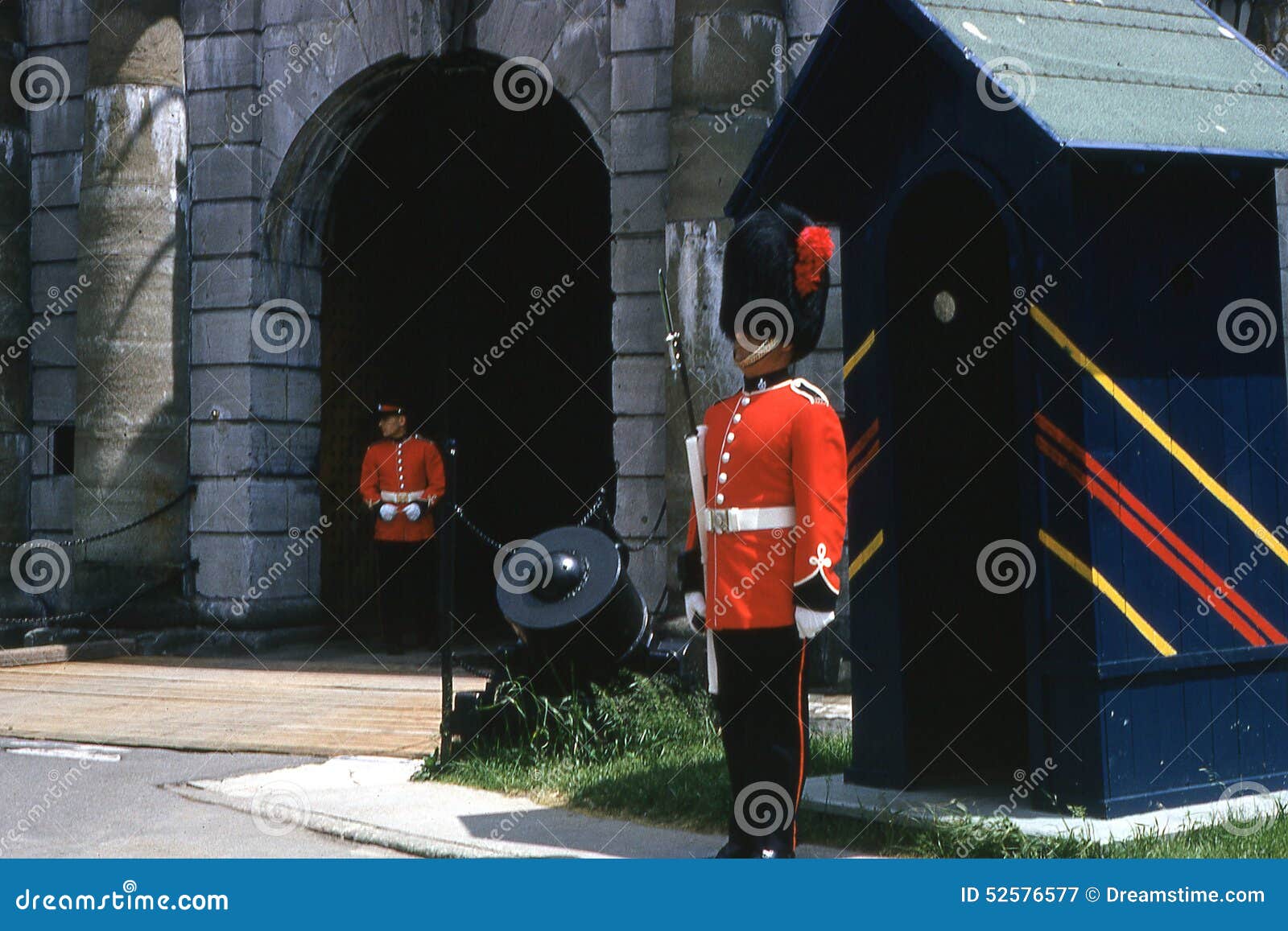 Guards at Tower of London editorial photography. Image of black - 52576577