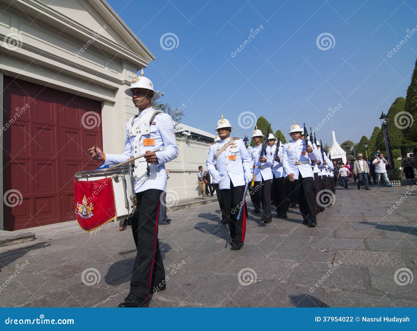 Guardsman Parade in Grand Palace Editorial Photography - Image of ...