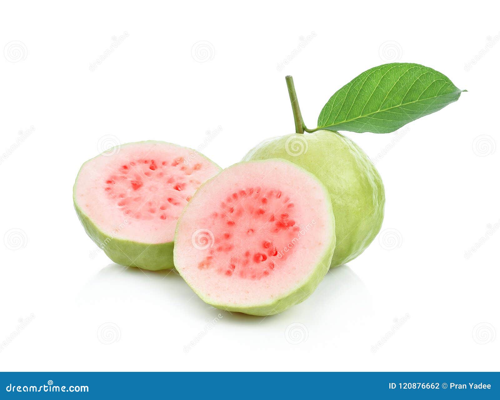 Guayaba en el fondo blanco foto de archivo. Imagen de cubo - 120876662