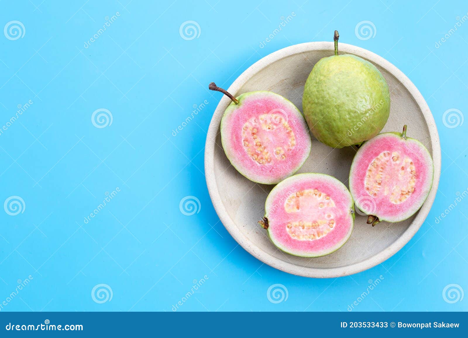 Guayaba Rosa Sobre Fondo Blanco Imagen de archivo - Imagen de color ...