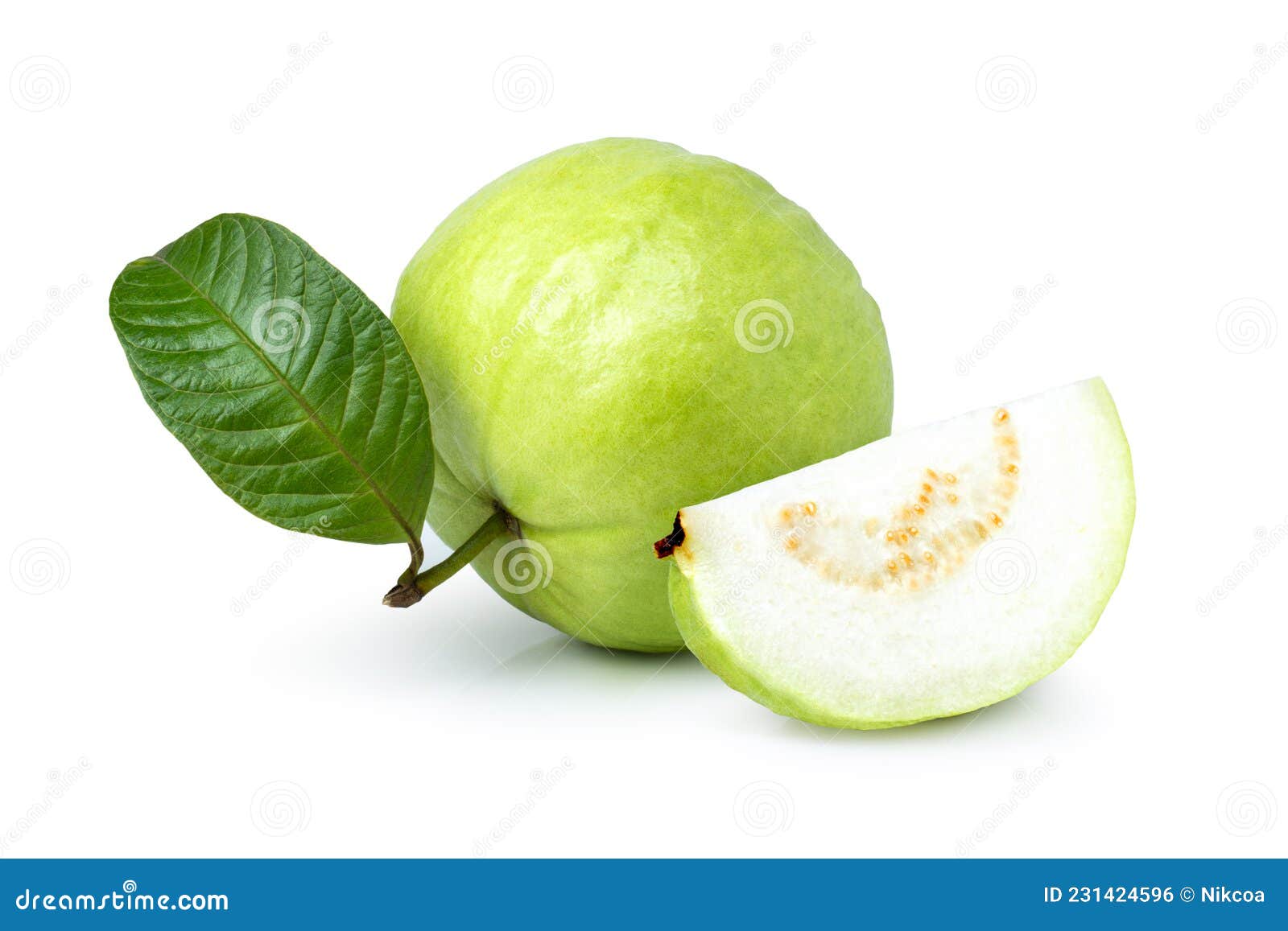 Guayaba sobre fondo blanco foto de archivo. Imagen de frescura - 231424596