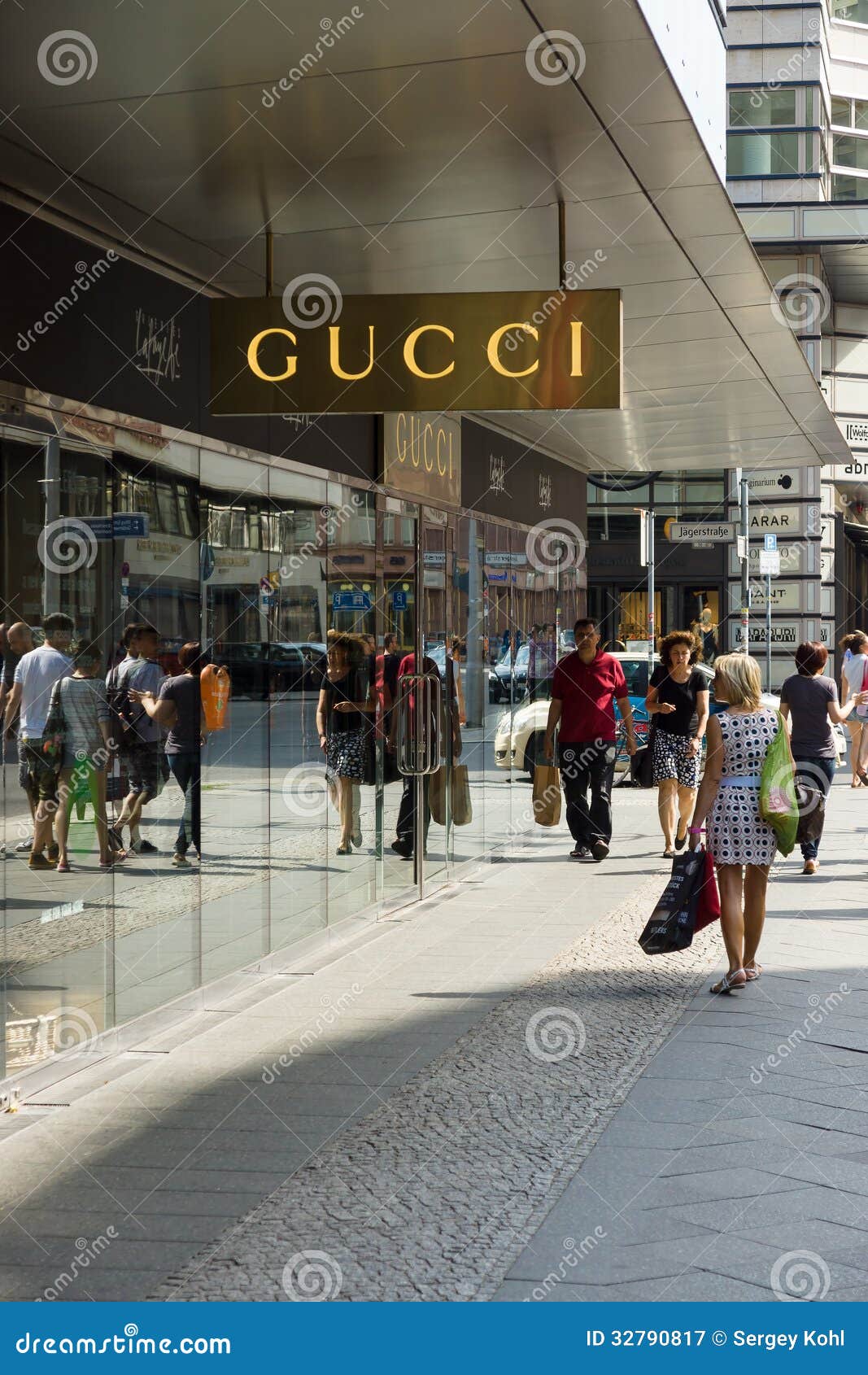 Gucci Butik Przy Friedrichstrasse Fotografia Editorial - Obraz złożonej ...