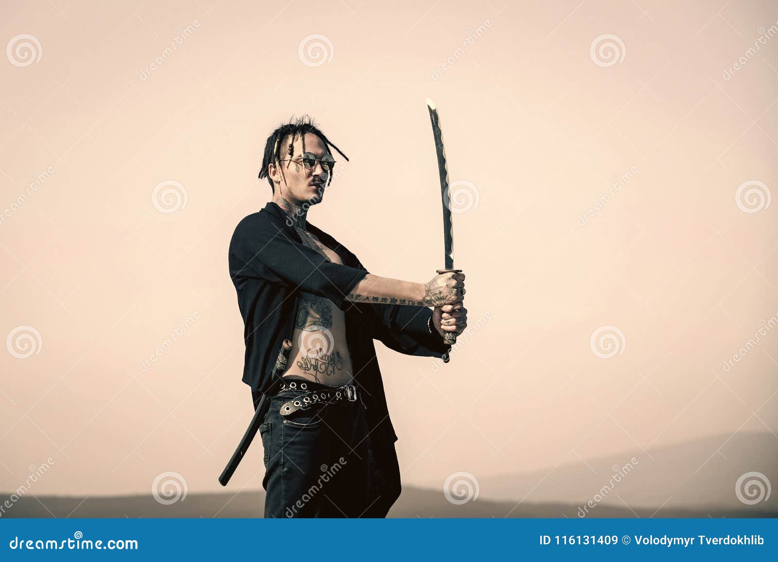 Guerreiro Com Os Dreadlocks E a Roupa Aberta Que Mostram O Torso ...