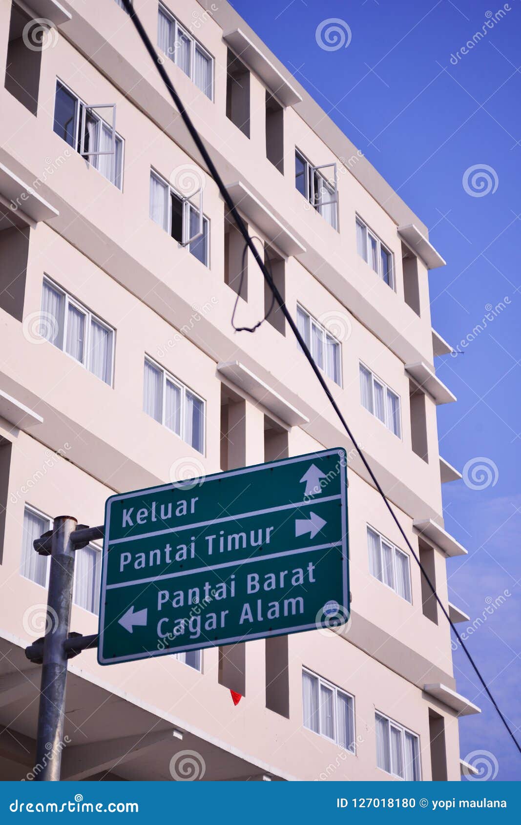 GUIDE DE DIRECTION DE ROUTE Photo stock - Image du fond, ville: 127018180