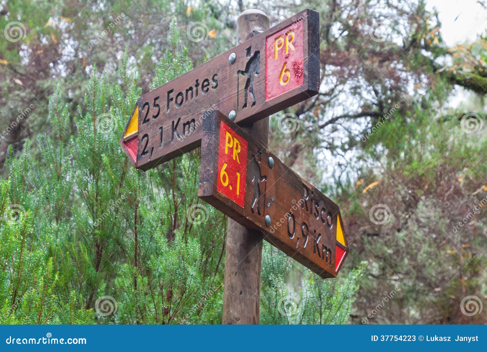 Guidepost on the peak stock image. Image of directional - 37754223