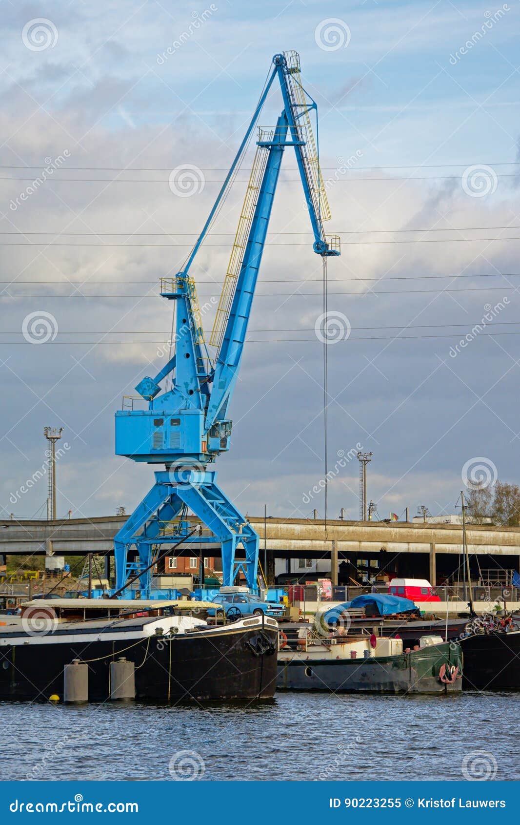 Guindaste Azul No Porto Do Senhor Imagem Editorial - Imagem de azul ...