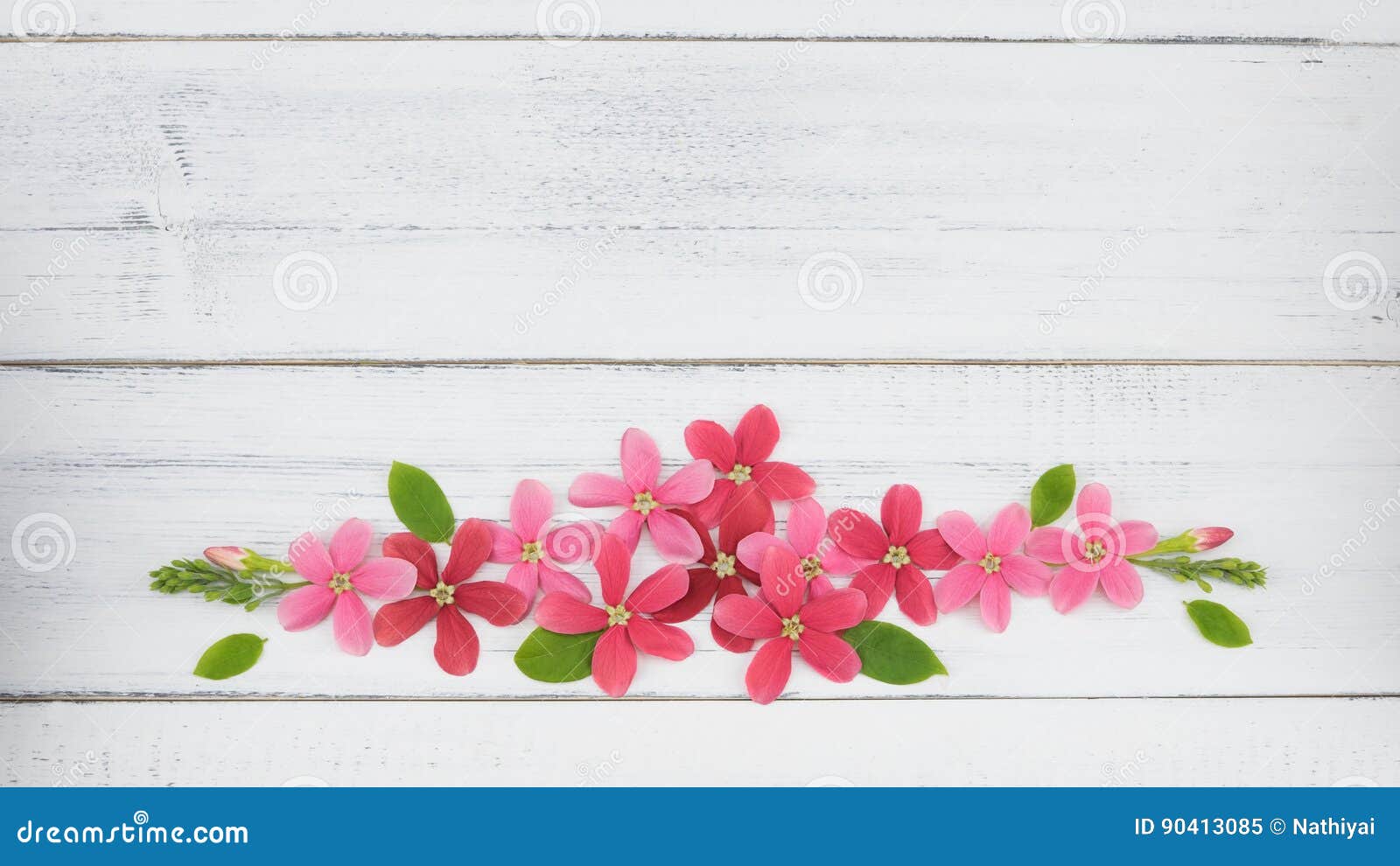 Guirlande Des Fleurs Roses Et Rouges Image stock - Image du coloré ...