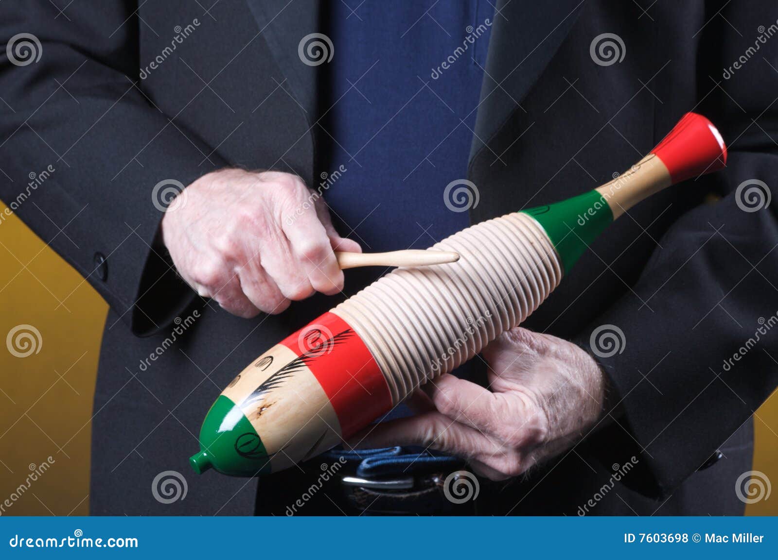 Guiro Goard que es jugado foto de archivo. Imagen de copia - 7603698