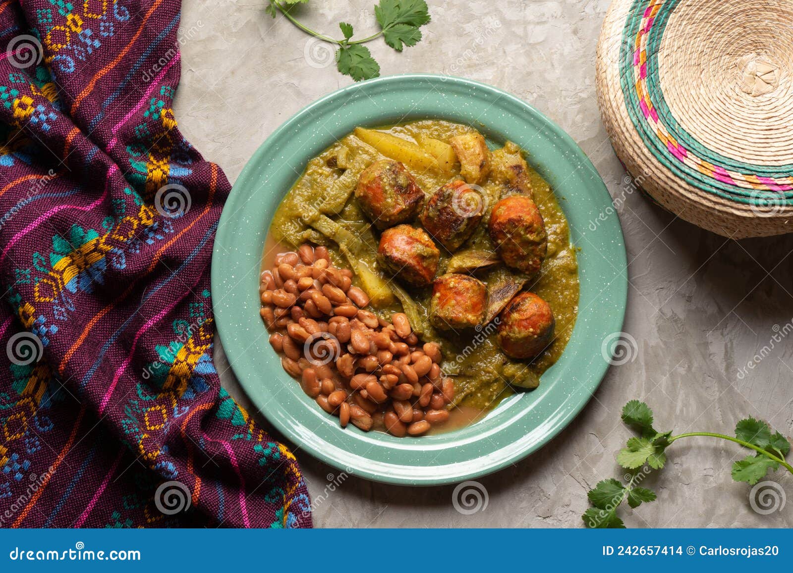 Guisado Chorizo Com Molho Verde E Cacto Nopal. Comida Mexicana Foto de ...