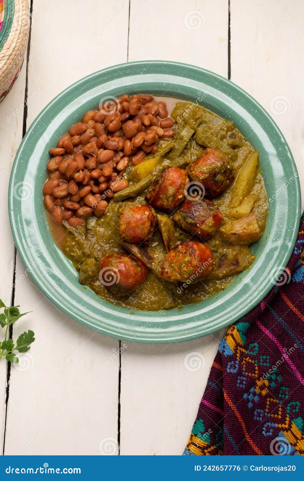 Guisado Chorizo Com Molho Verde E Cacto Nopal. Comida Mexicana Foto de ...
