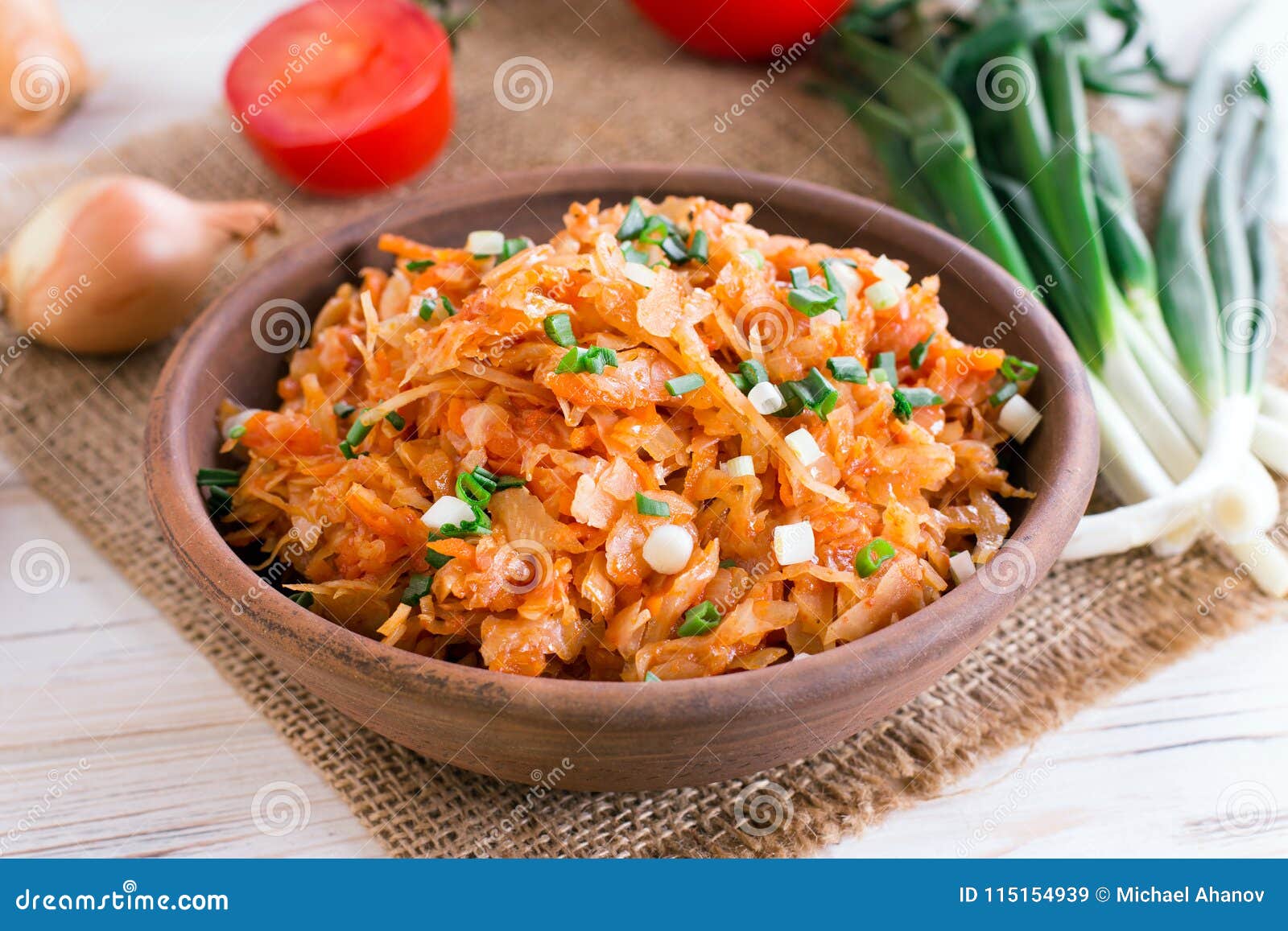 Guisado De La Col Col Cocida En Salsa De Tomate Imagen de archivo ...