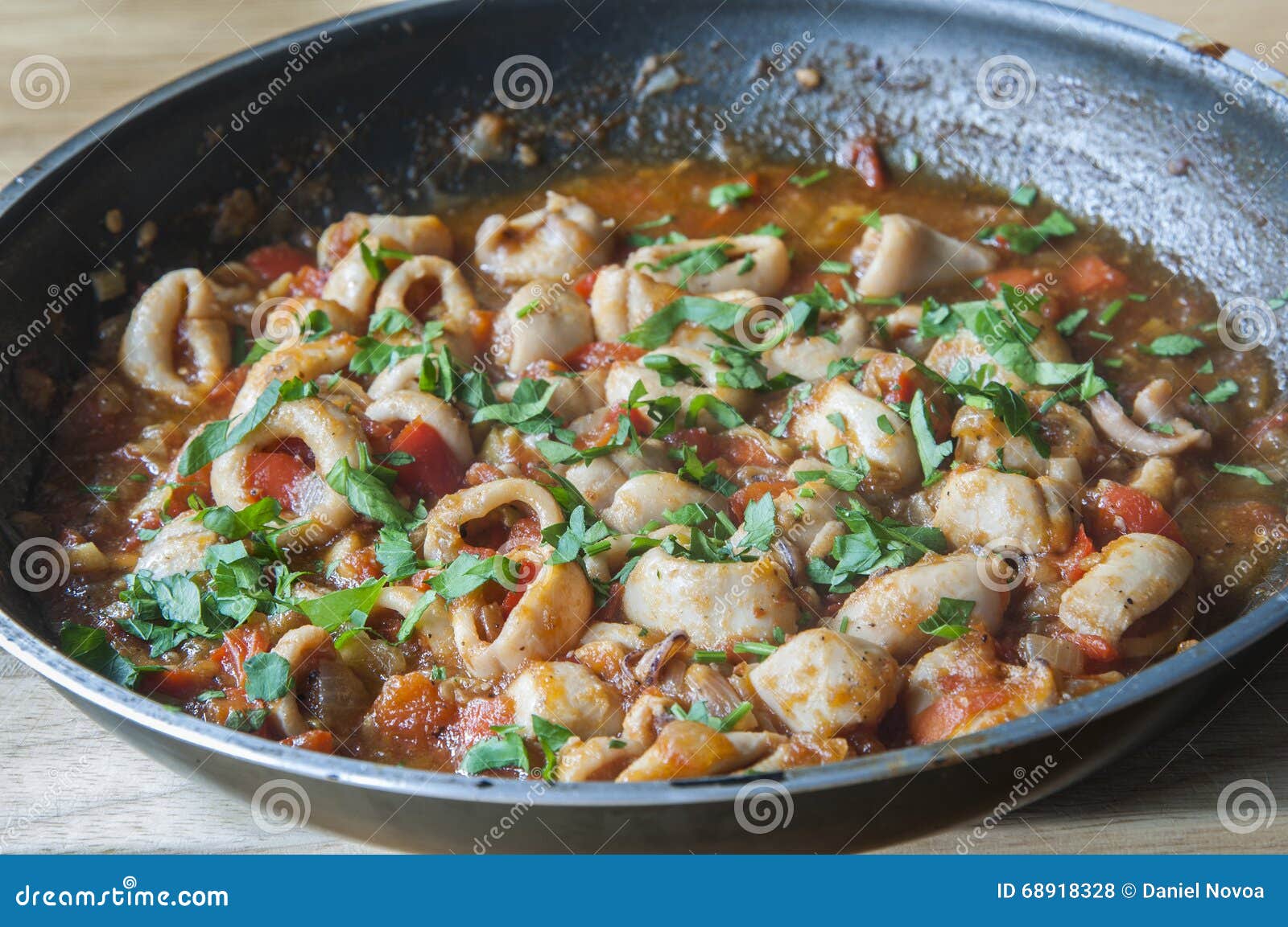 Guisado do calamar lido foto de stock. Imagem de molho - 68918328