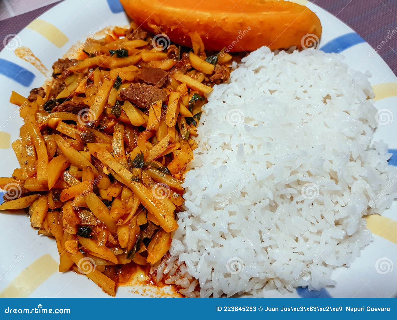 Guiso De Olluco Con Arroz Y Batata Peruana Comida Casera. Imagen de ...