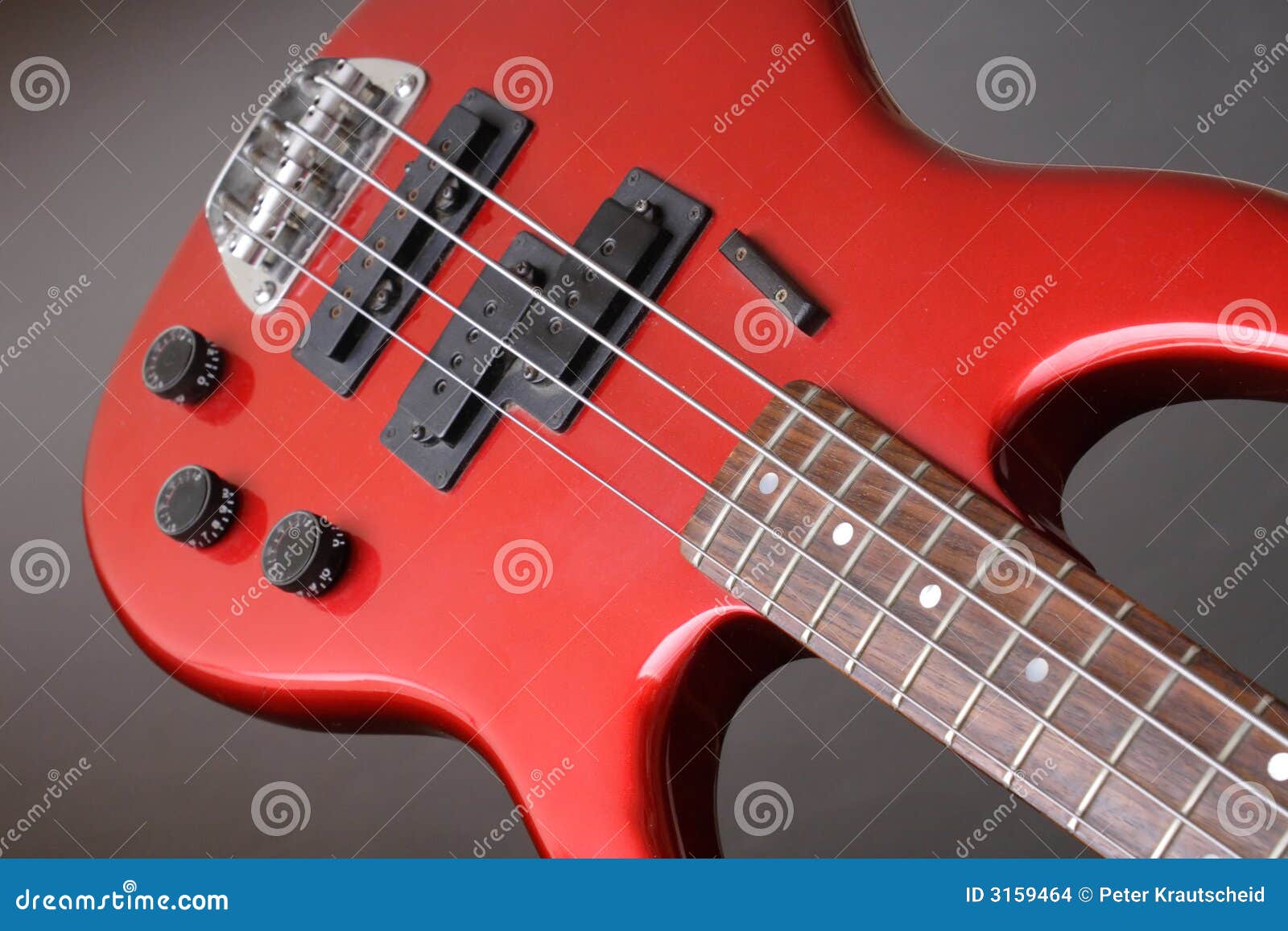 Guitare basse rouge photo stock. Image du rouge, instrument - 3159464
