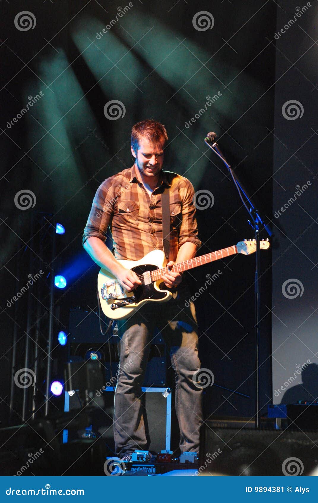 Guitarist editorial photo. Image of worship, celebrate - 9894381