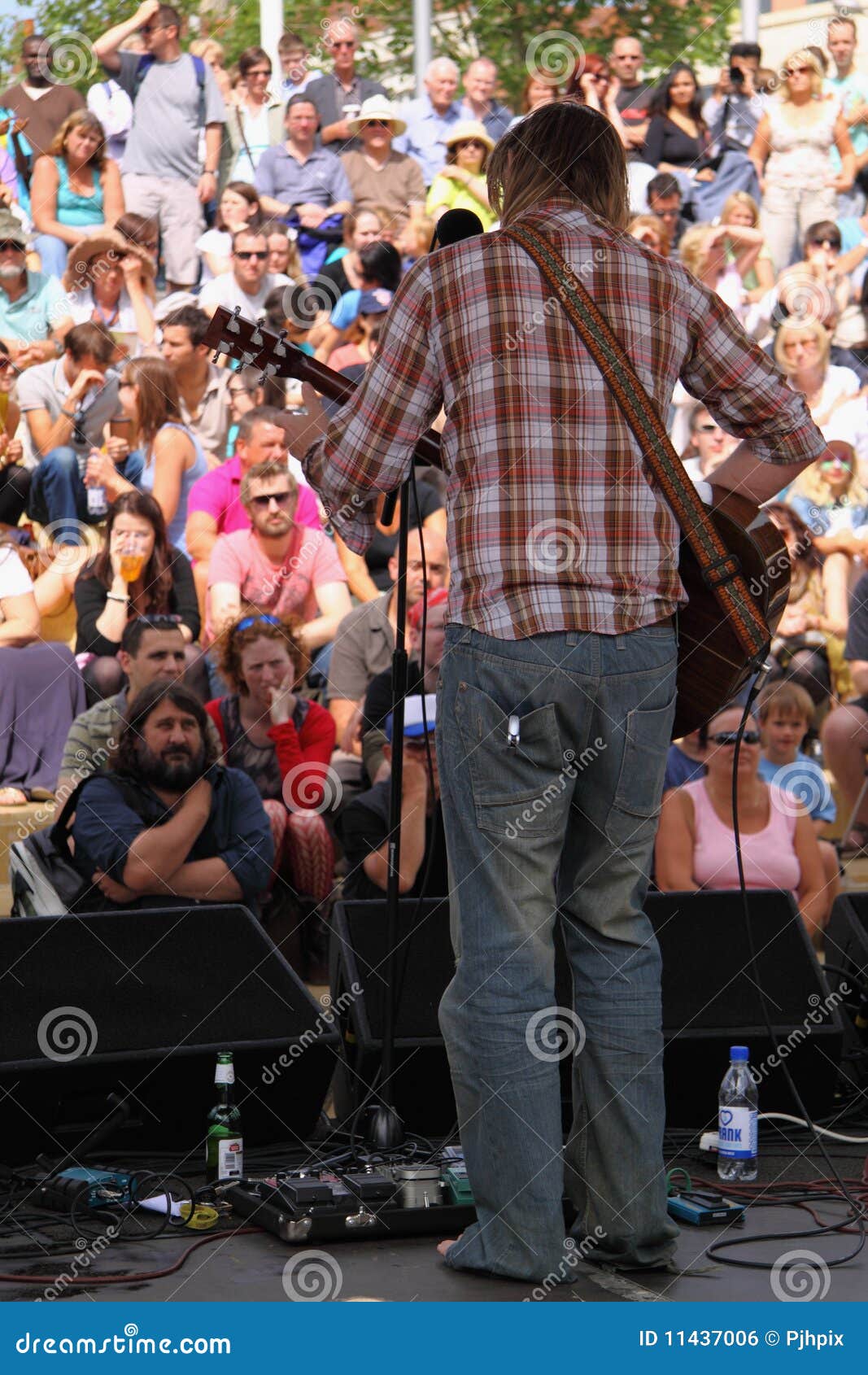 Guitarist and Audience editorial photo. Image of appreciative - 11437006