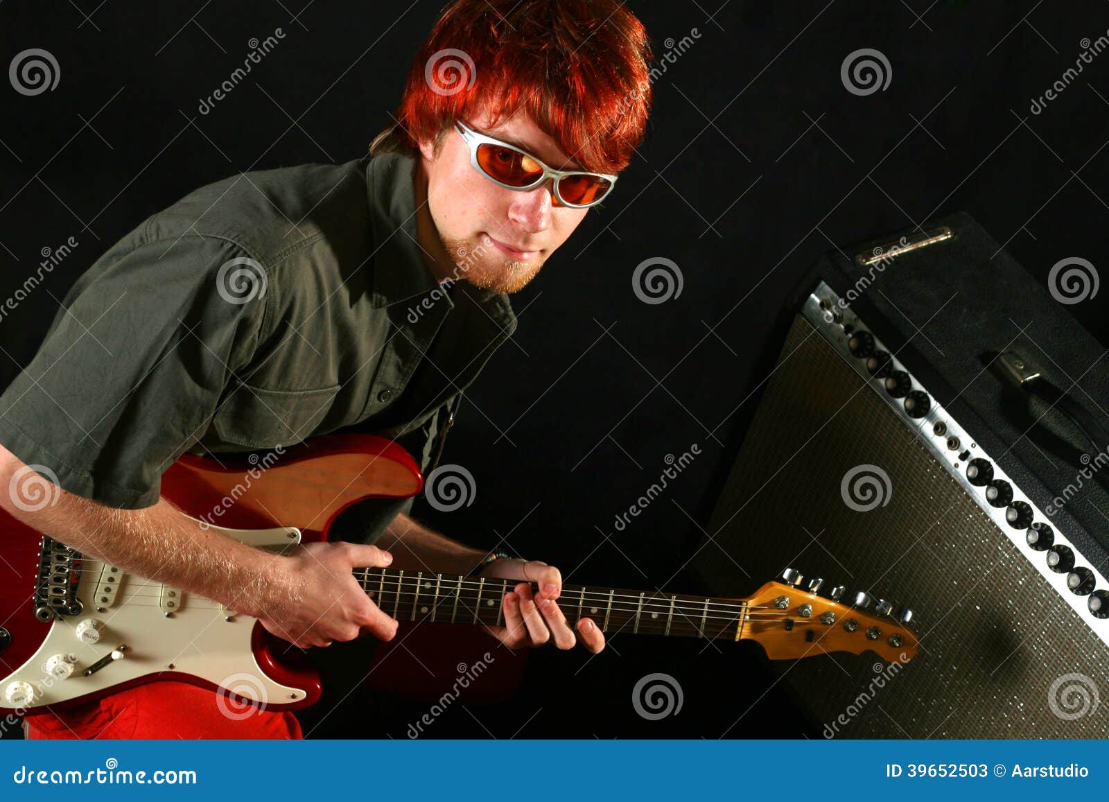 Guitariste avec sa guitare image stock. Image du instrument - 39652503