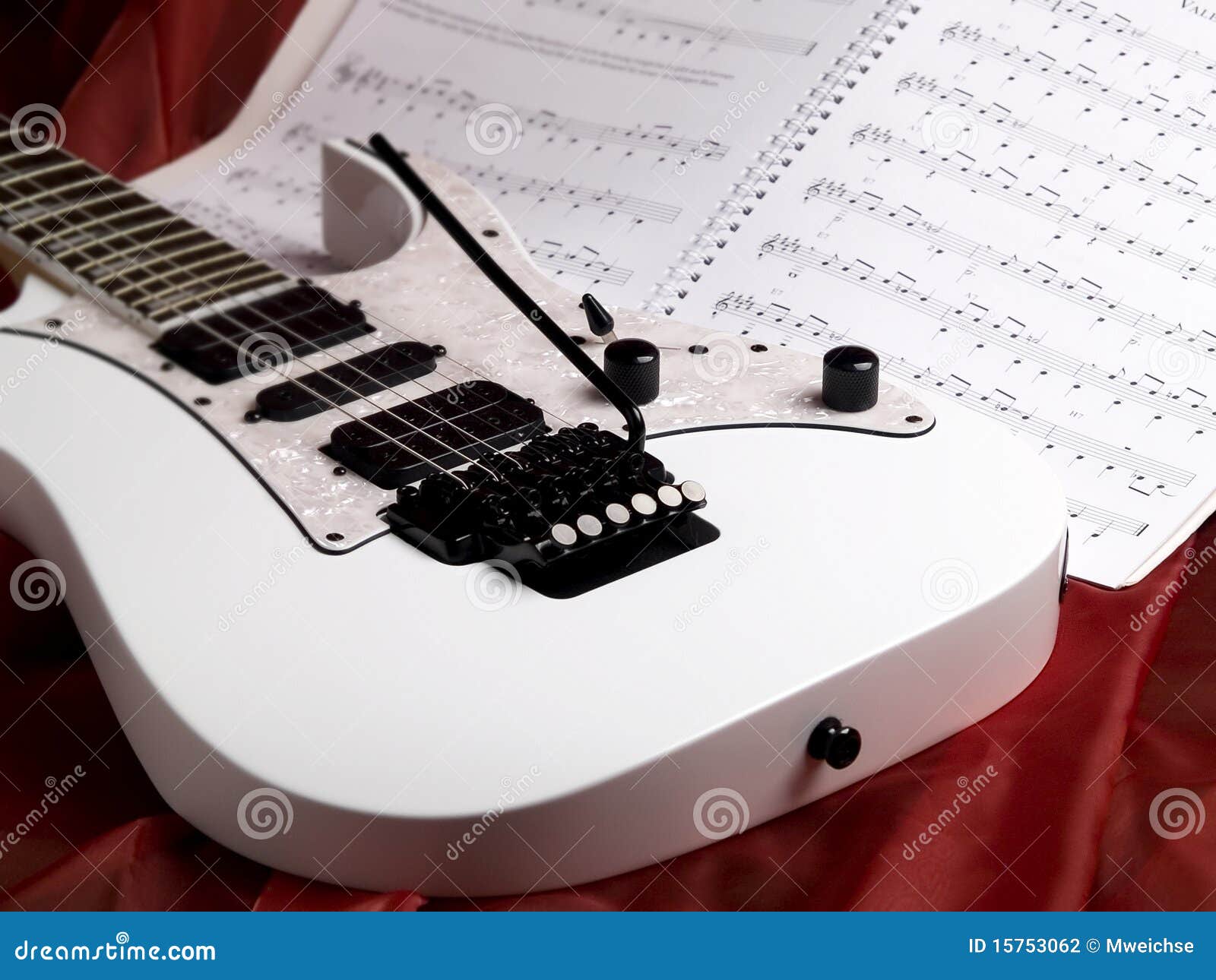 Guitarra blanca foto de archivo. Imagen de instrumento - 15753062