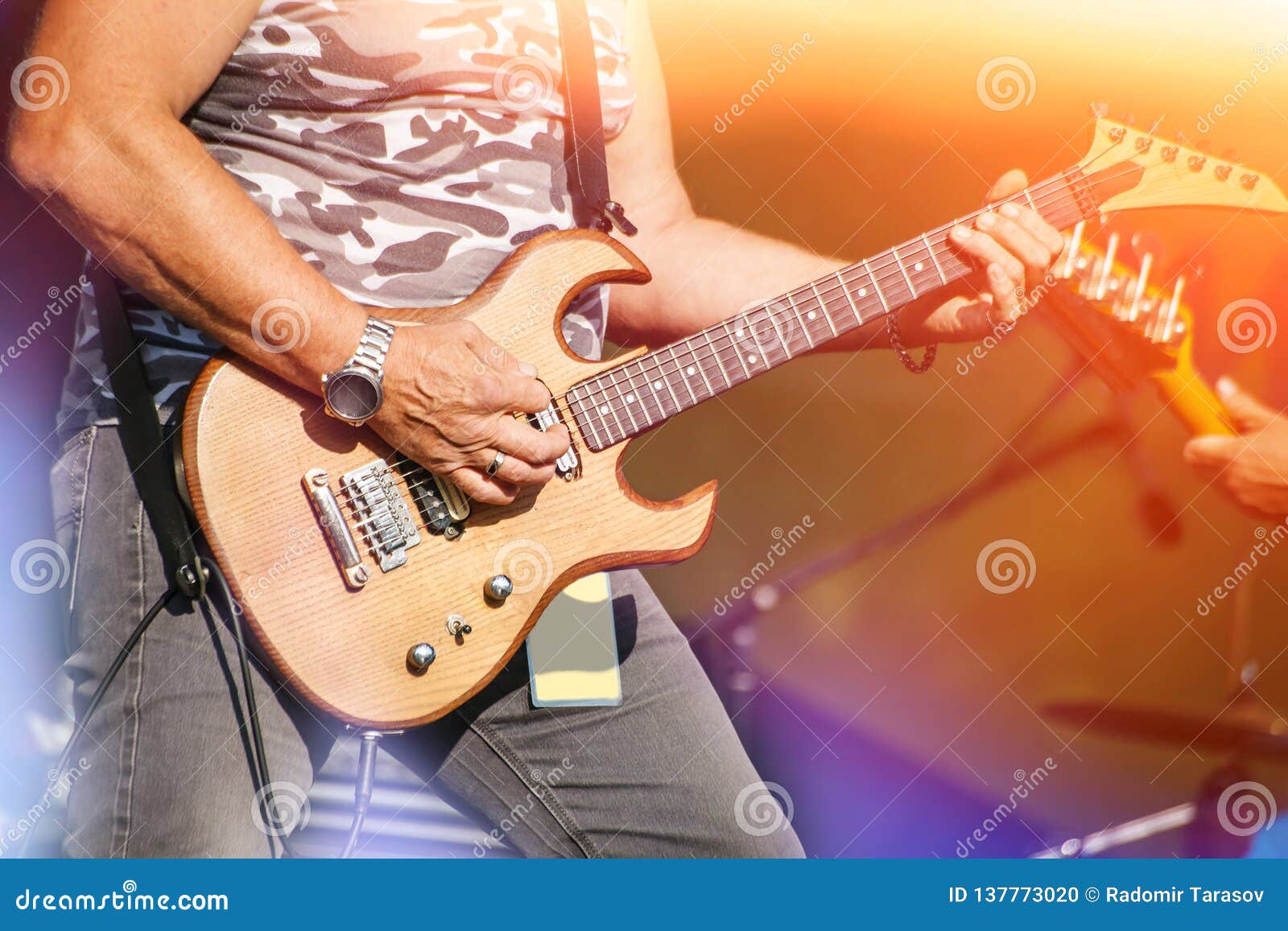 Guitarrista En Un Concierto De Rock Foto de archivo - Imagen de metal ...