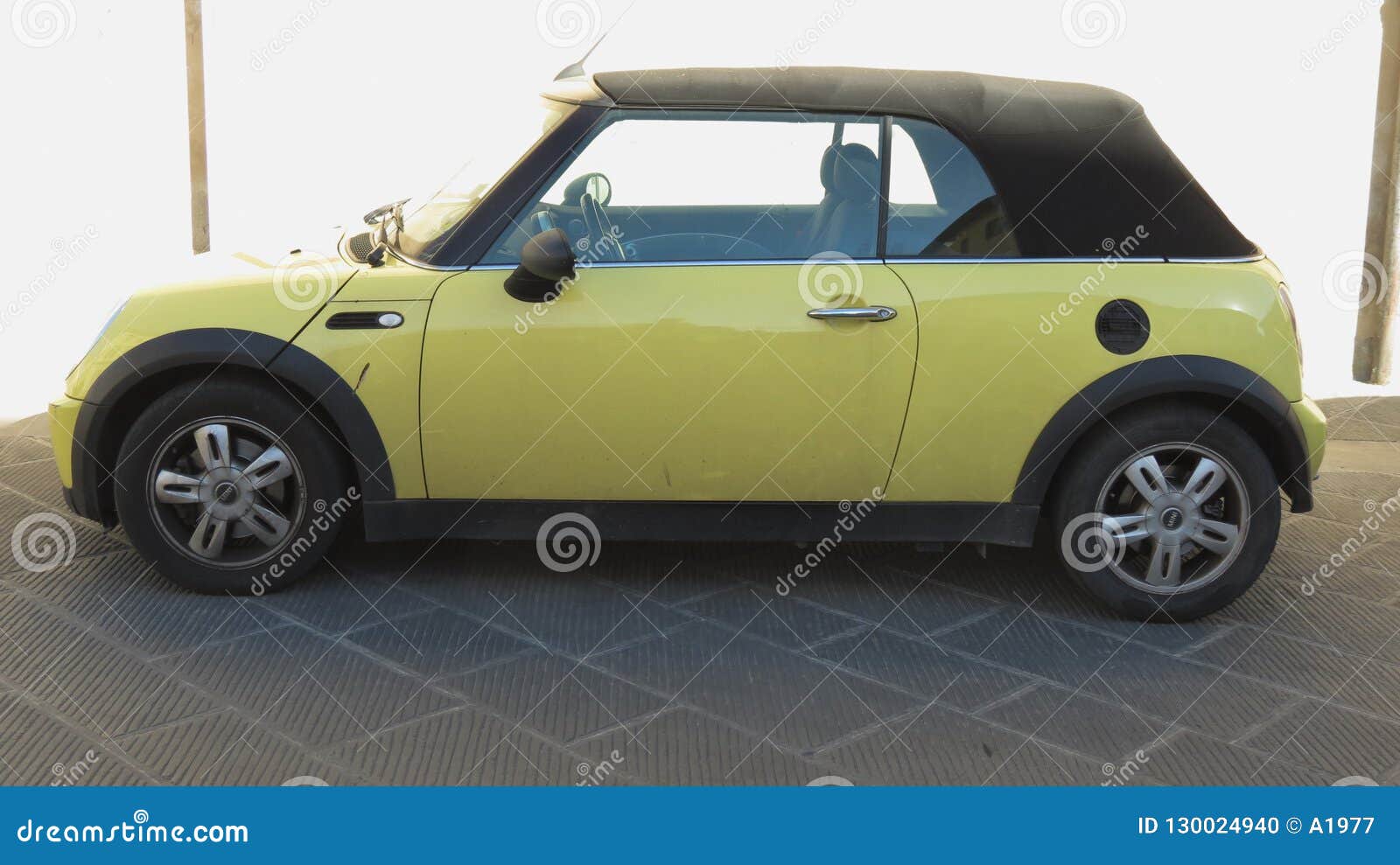 Gul Mini Cooper cabrio redaktionell foto. Bild av drev - 130024940