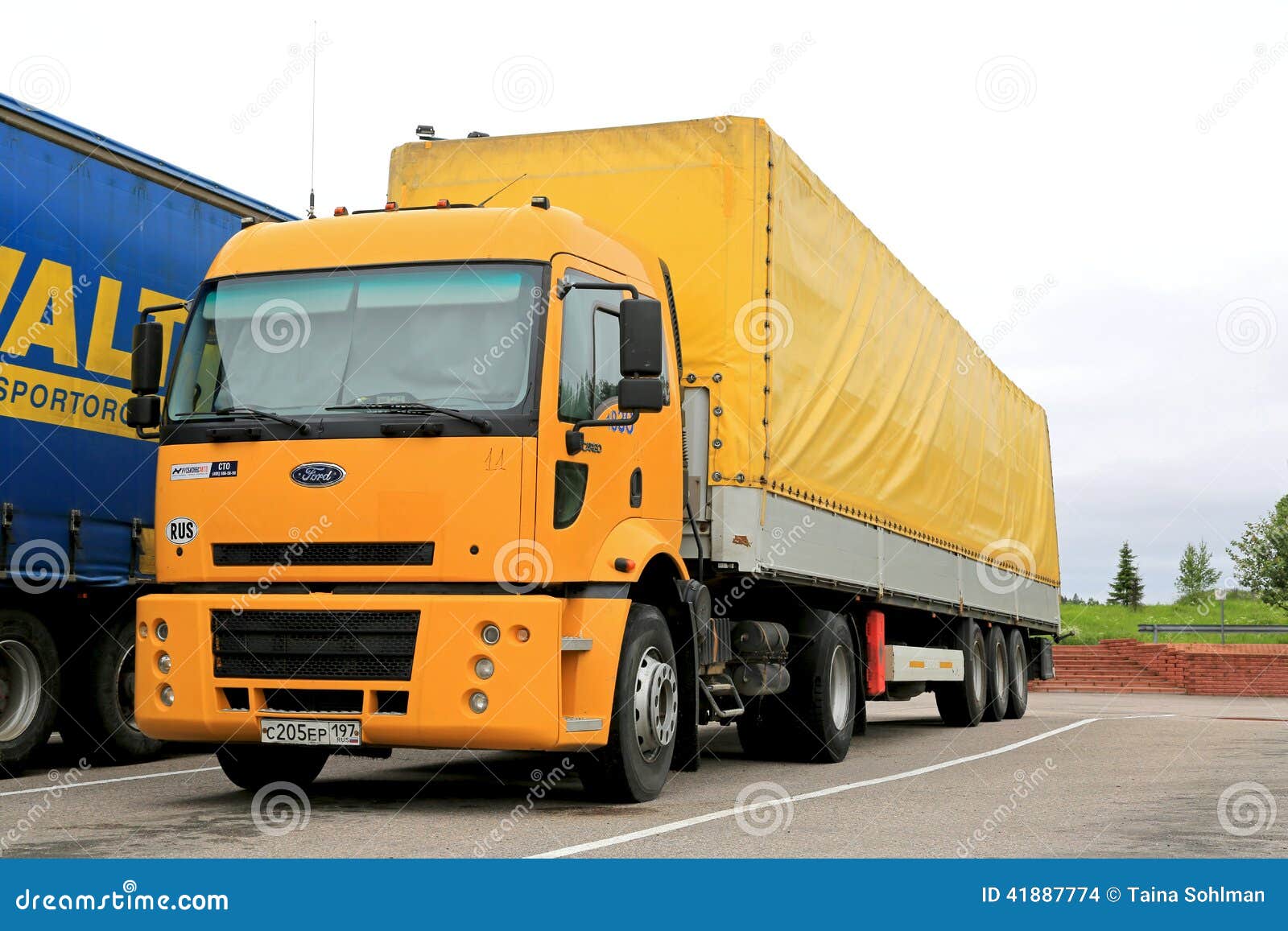 Gula Ford Cargo 1830 Halva Lastbil Redaktionell Fotografering för ...