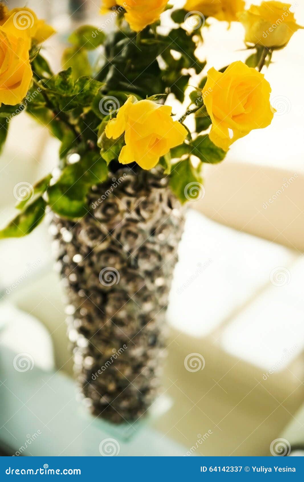 Gula rosor i en vas fotografering för bildbyråer. Bild av foto - 64142337