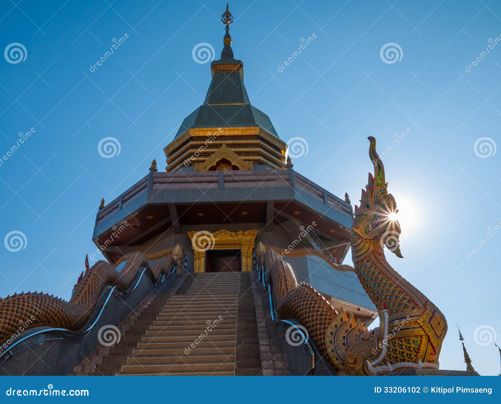 Guld- pagod arkivfoto. Bild av guld, bucolic, buddistiska - 33206102