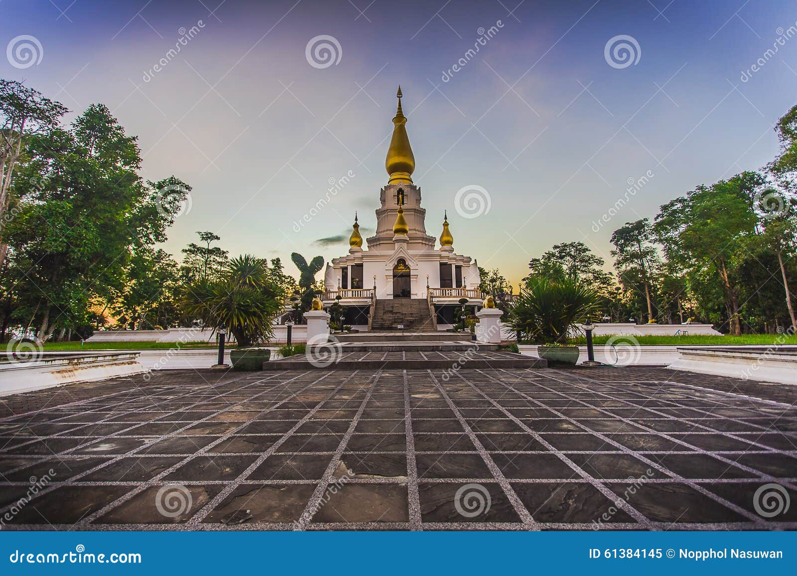Guld- pagod fotografering för bildbyråer. Bild av kyrka - 61384145