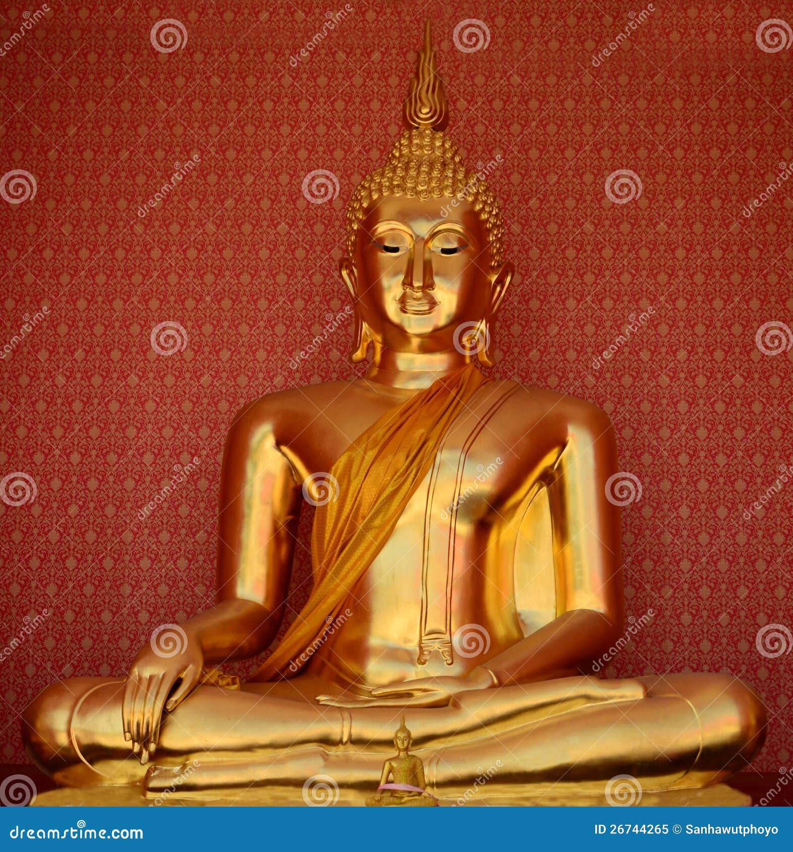 Guld- thailändska Buddha fotografering för bildbyråer. Bild av sittande ...