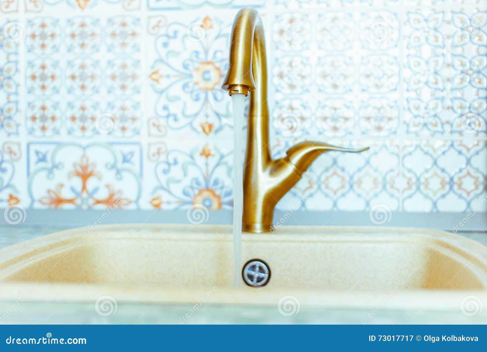 Guld- Vattenkran Med Vasken Fotografering för Bildbyråer - Bild av ...